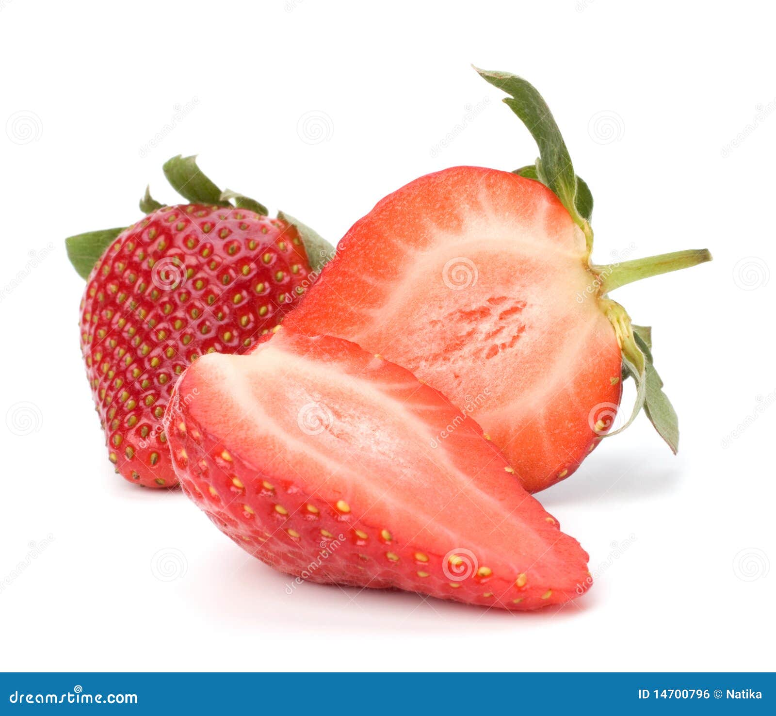 Fresas partidas en dos foto de archivo. Imagen de medio - 14700796