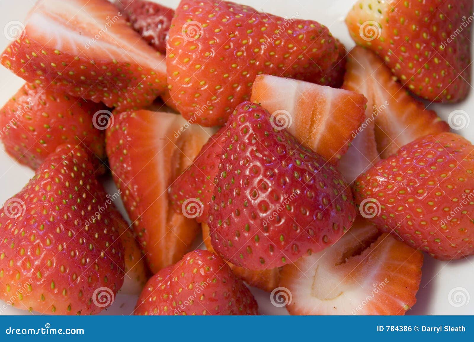 Fresas partidas en dos foto de archivo. Imagen de corte - 784386