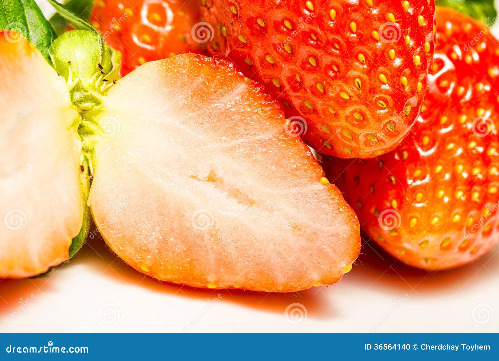 Fresas que son cortadas. foto de archivo. Imagen de germen - 36564140