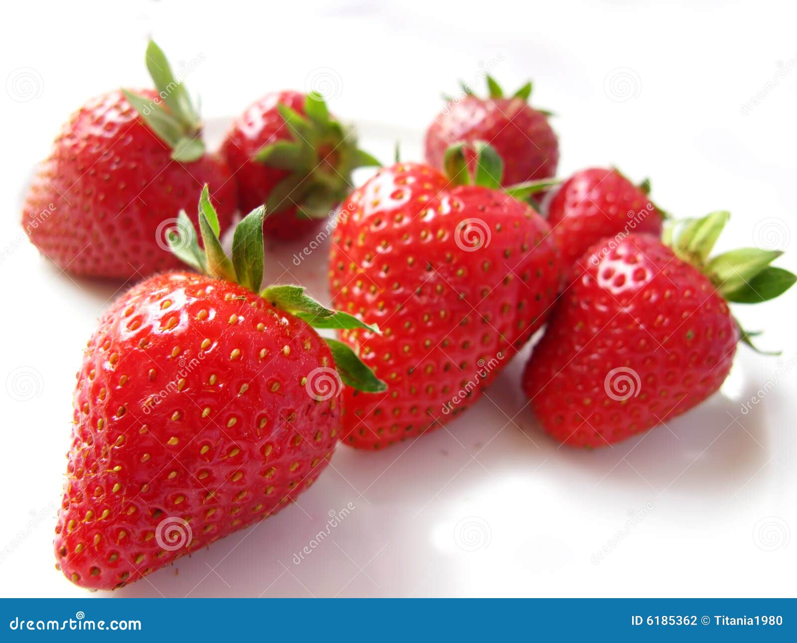 Fresas rojas aisladas foto de archivo. Imagen de nuevo - 6185362