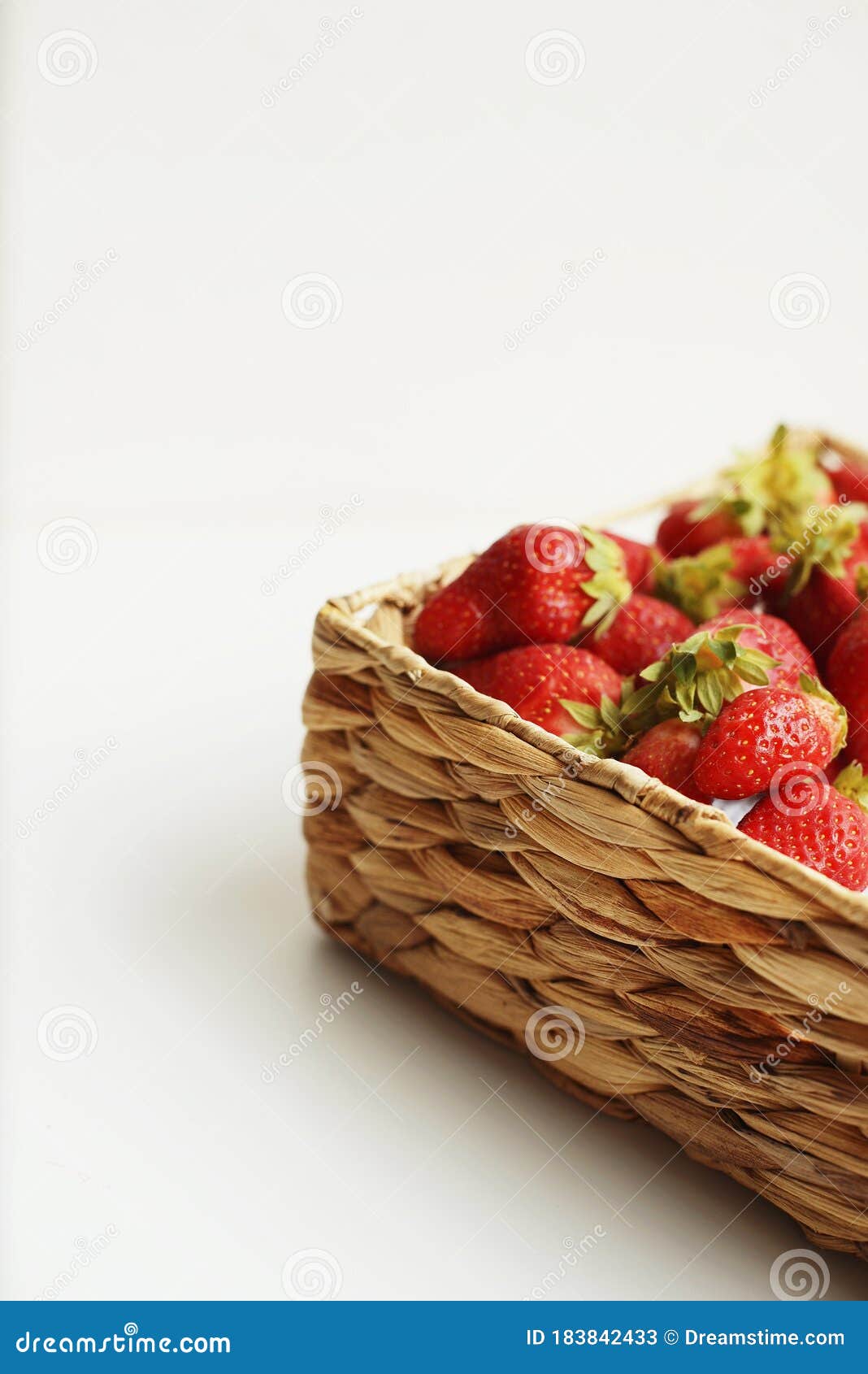 Fresas Rojas Frescas Sobre Fondo Blanco Imagen de archivo - Imagen de ... Fresas Rojas Frescas Sobre Fondo Blanco Imagen de archivo - Imagen de ...