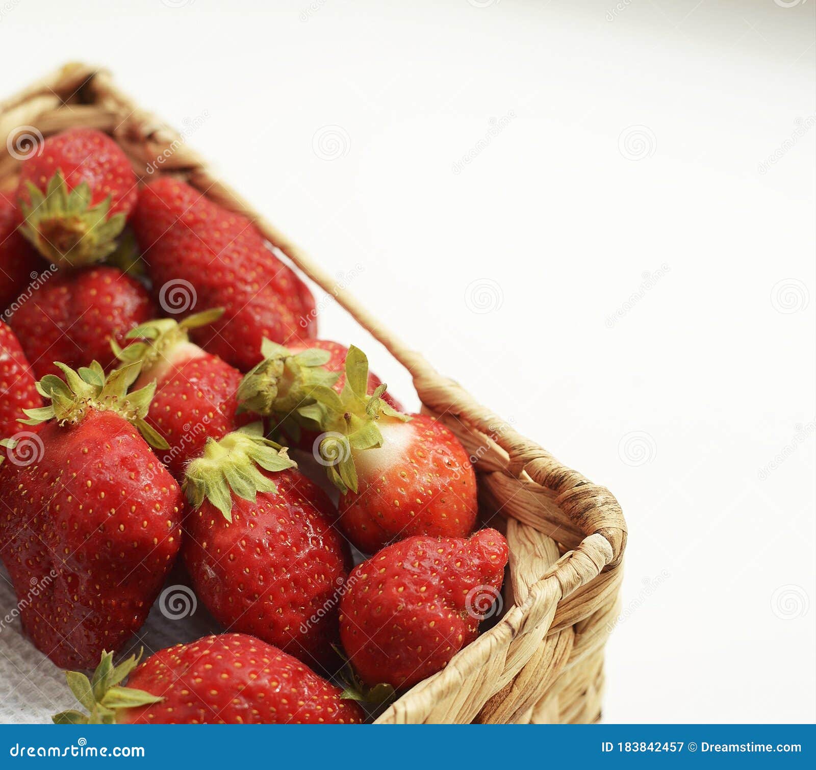 Fresas Rojas Frescas Sobre Fondo Blanco Imagen de archivo - Imagen de ... Fresas Rojas Frescas Sobre Fondo Blanco Imagen de archivo - Imagen de ...