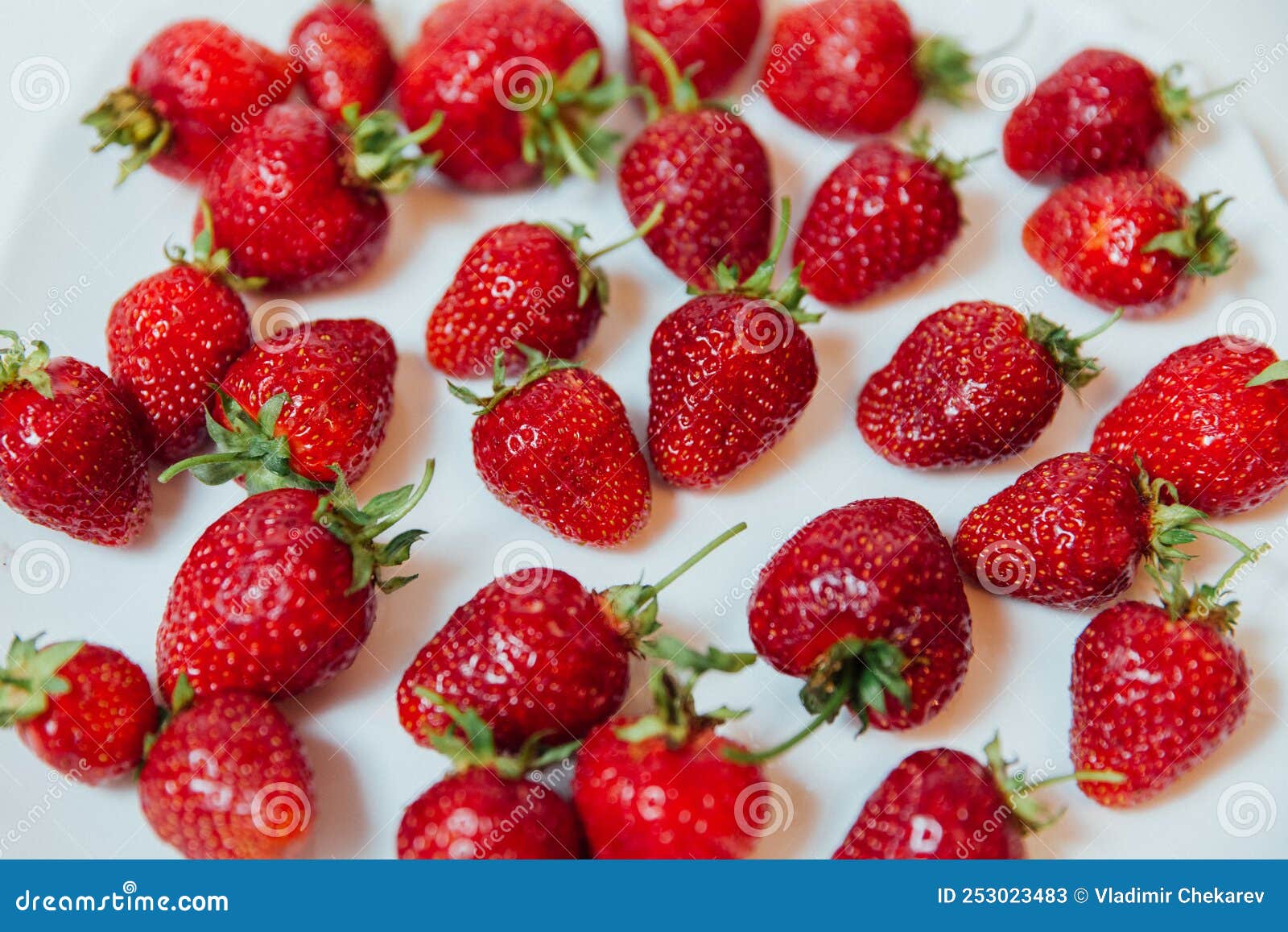 Fresas Rojas Sobre Fondo Blanco Imagen de archivo - Imagen de primer ...