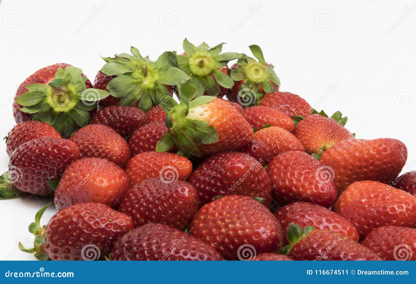 Fresas rojas y fragantes imagen de archivo. Imagen de servido - 116674511
