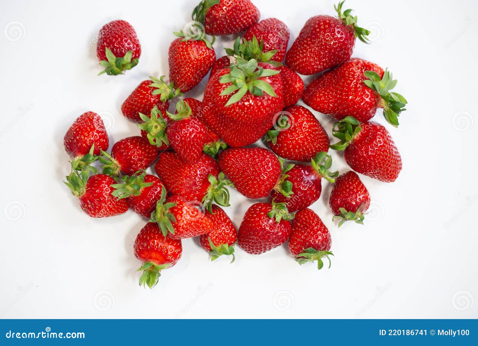 Fresas sobre fondo blanco imagen de archivo. Imagen de fresco - 220186741