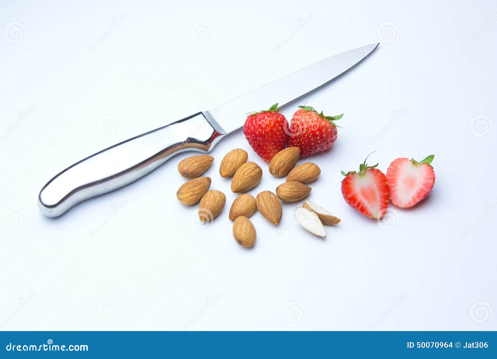 Fresas y almendras foto de archivo. Imagen de corte, comer - 50070964