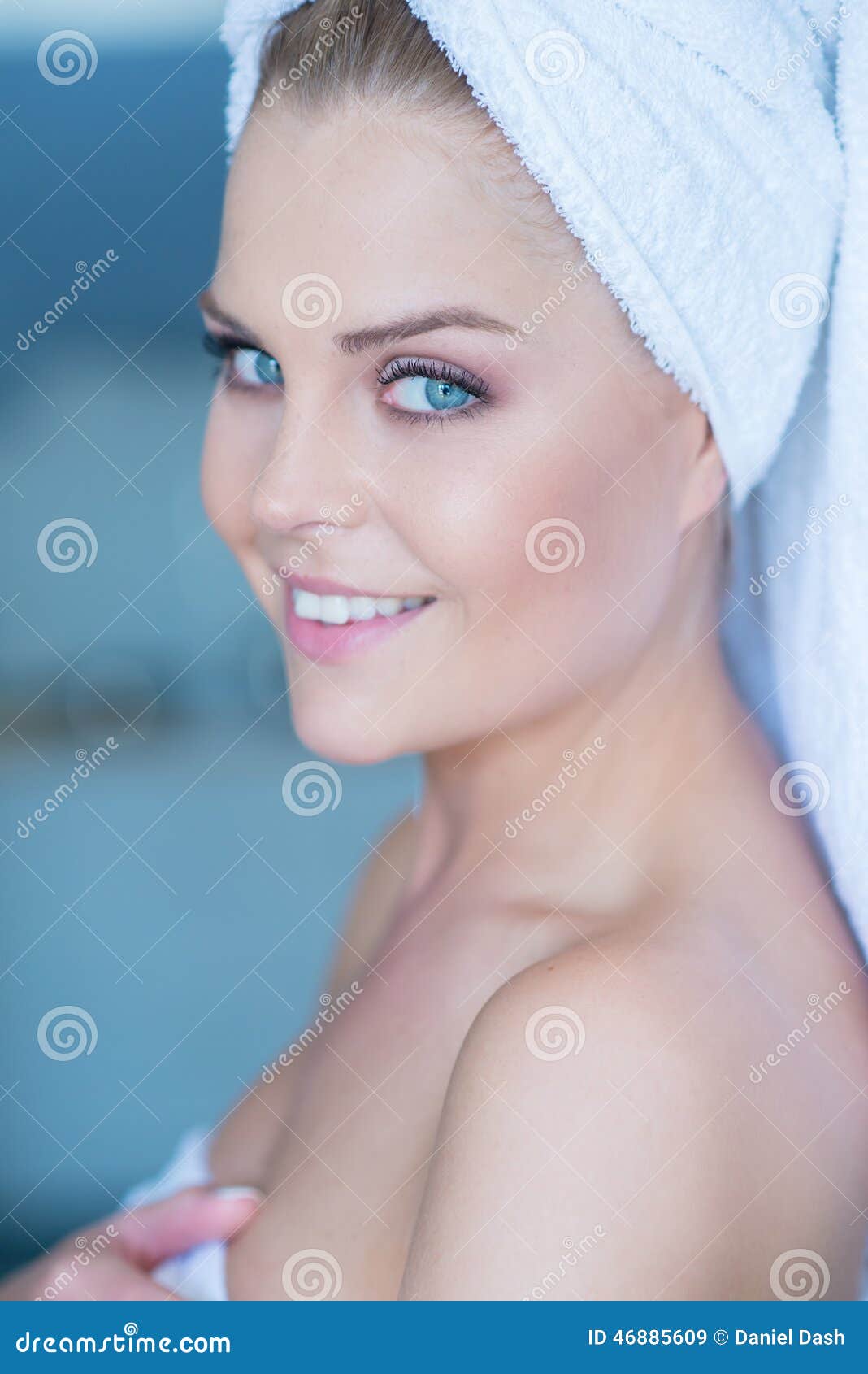 Fresco Dalla Donna Sorridente Graziosa Della Doccia Immagine Stock ... Fresco Dalla Donna Sorridente Graziosa Della Doccia Immagine Stock ...