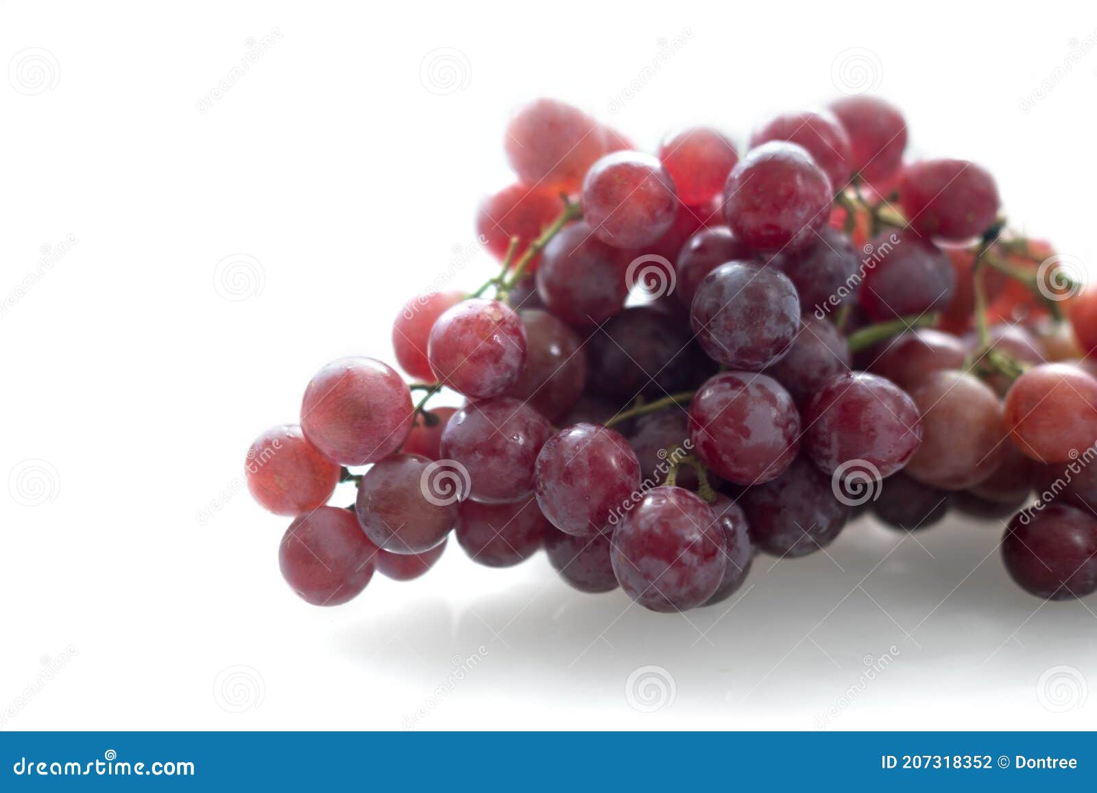 Fresco De Uva Morada Aislado En Blanco Foto de archivo - Imagen de ...