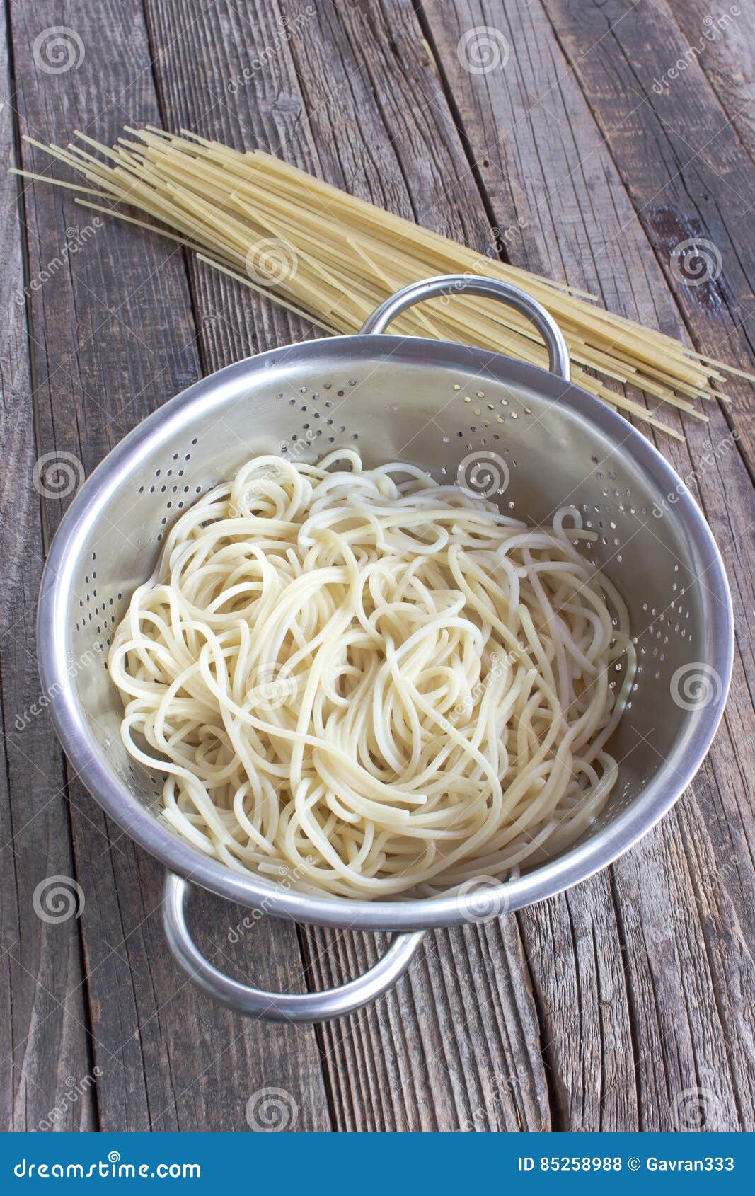 Fresh Cooked Spaghetti Pasta in Strainer Stock Photo - Image of ...
