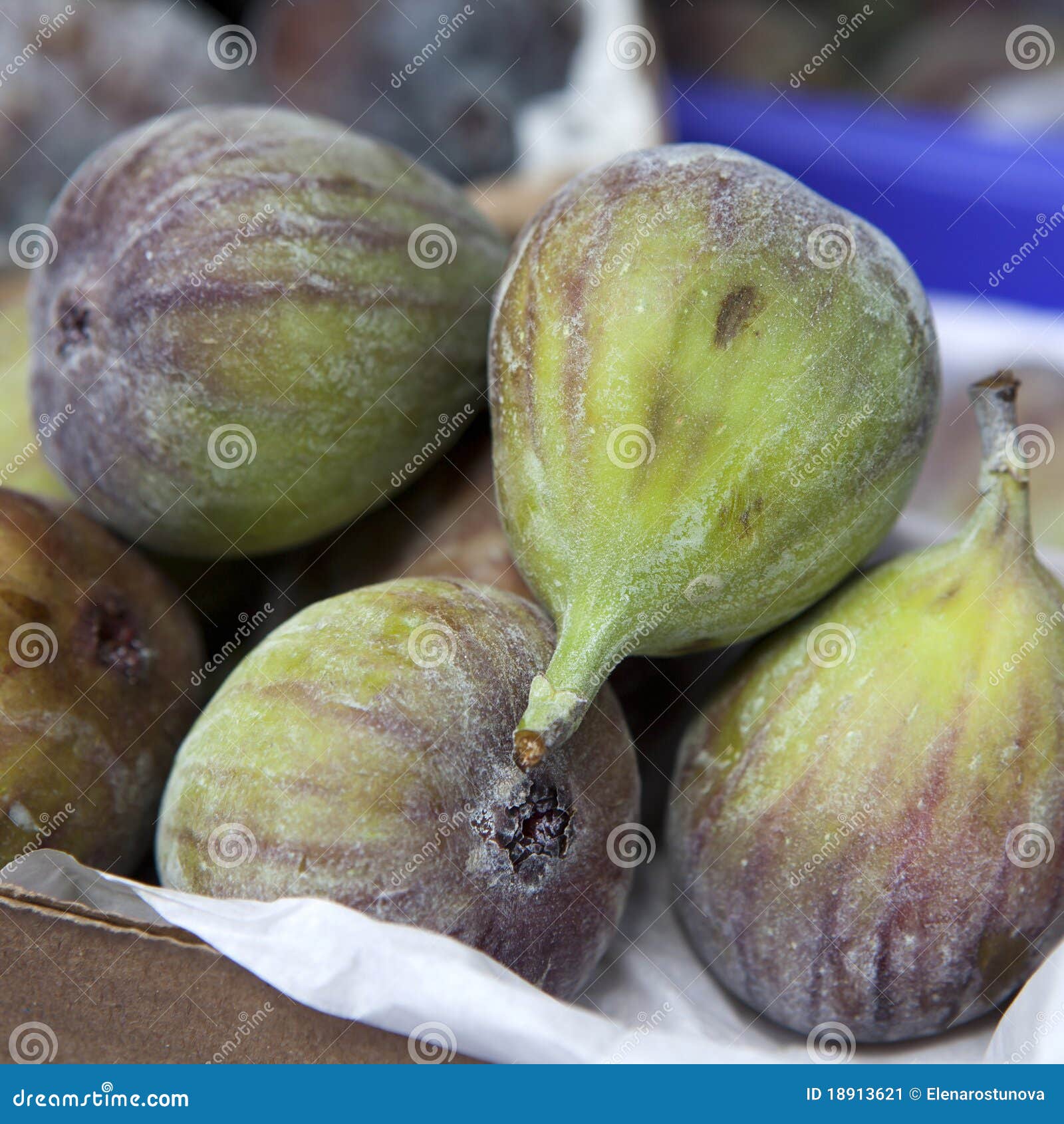 Fresh figs in a paper box stock image. Image of halved - 18913621