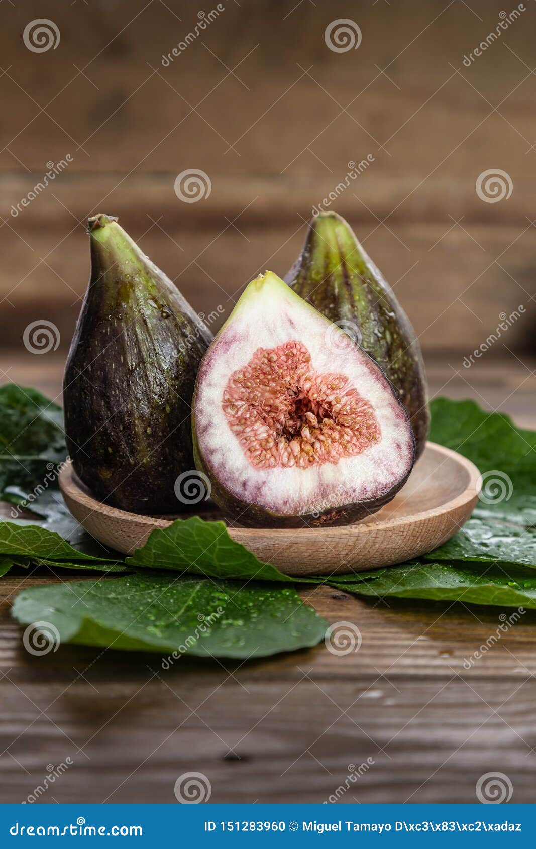 Fresh Figs on Wooden Plate, with Fig Leaves, on Wooden Background ...