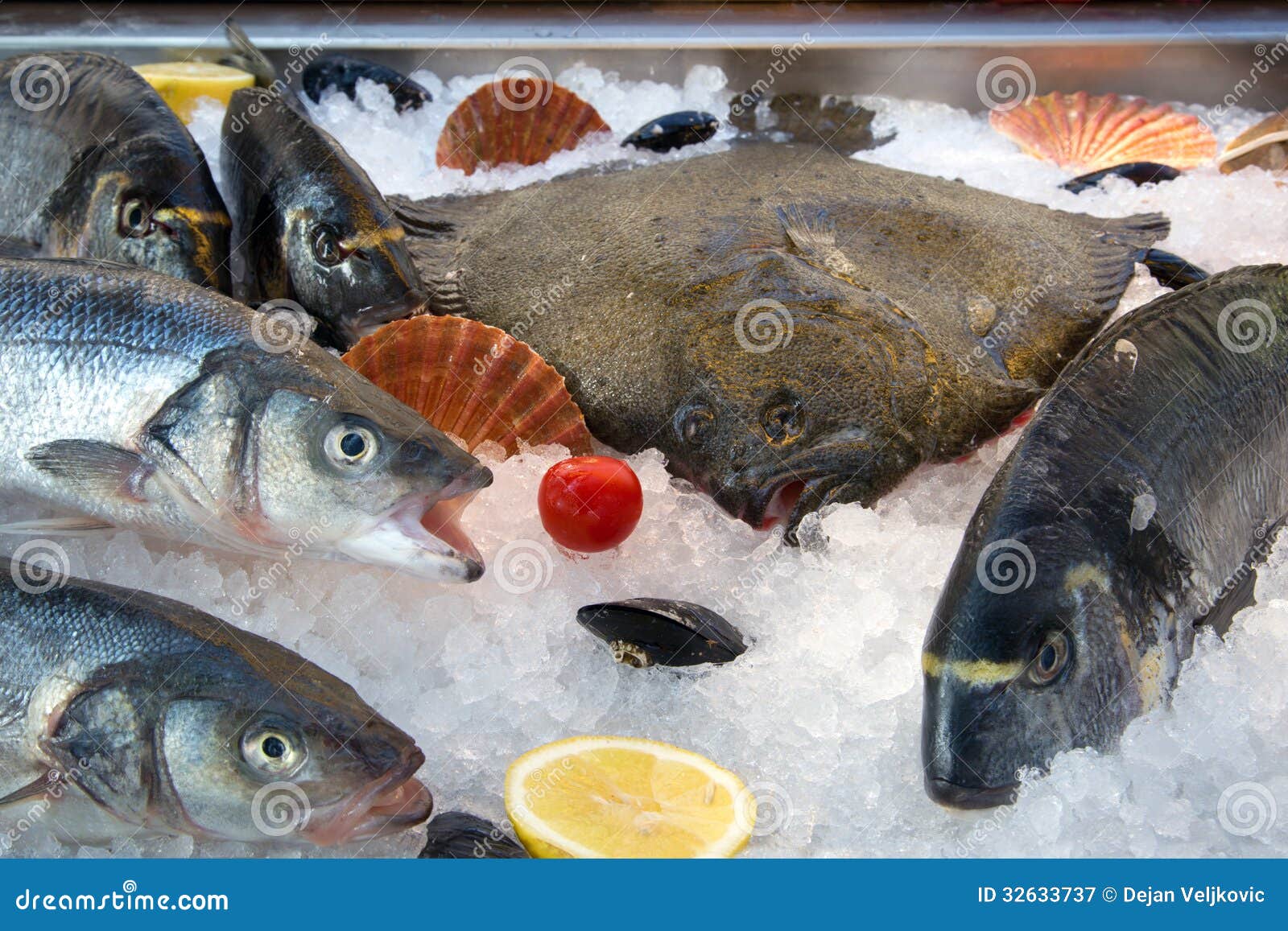 Fresh fish on ice stock image. Image of frozen, marine - 32633737
