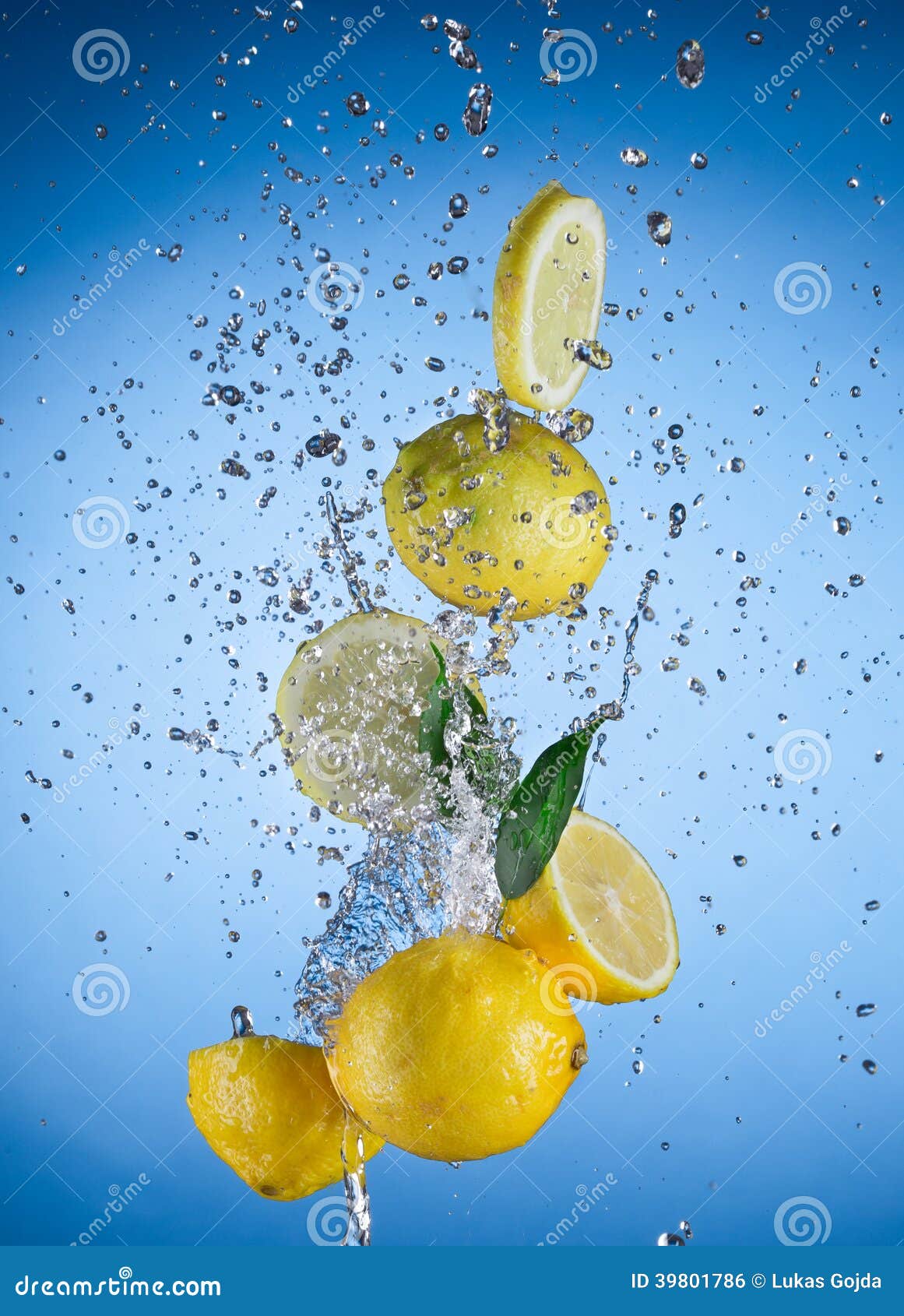 Fresh Lemons with Water Splash Stock Photo - Image of bubble, fresh ...
