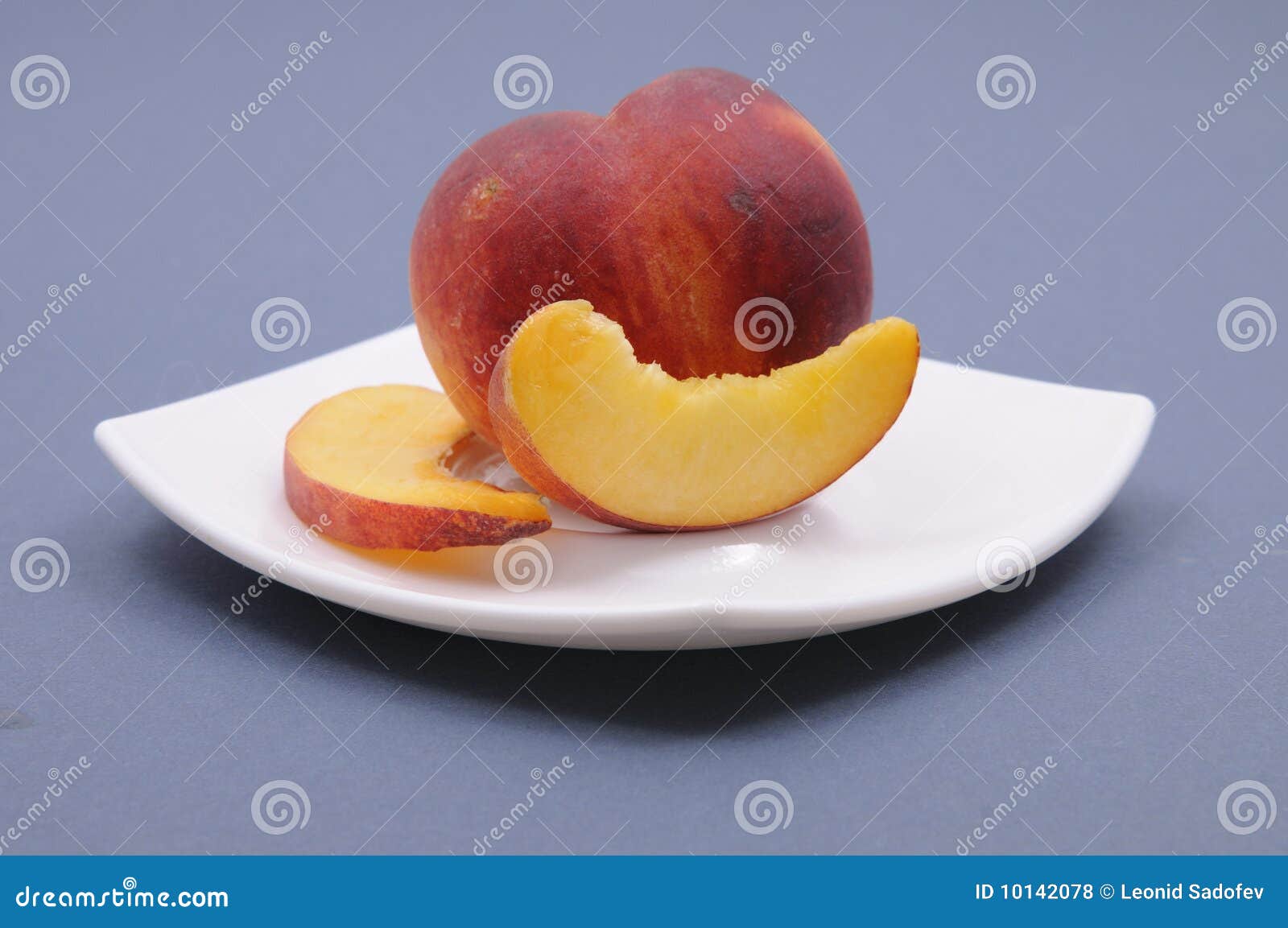 Fresh peach on the plate stock photo. Image of juice - 10142078