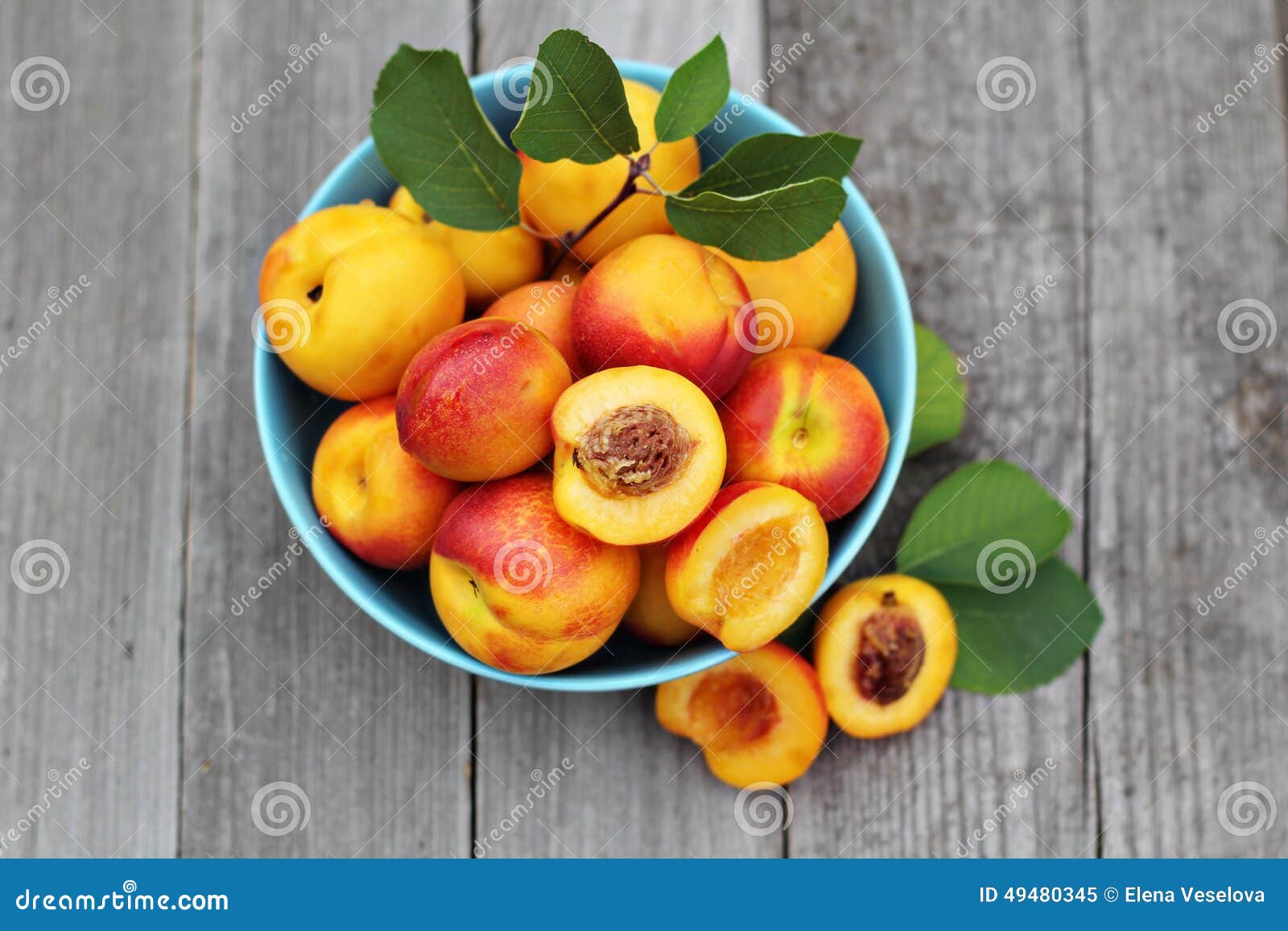 Fresh peaches in blue bowl stock image. Image of delicious - 49480345