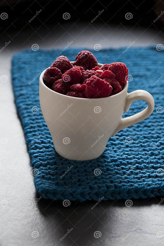 Fresh raspberries in cup stock image. Image of diet, table - 27634755