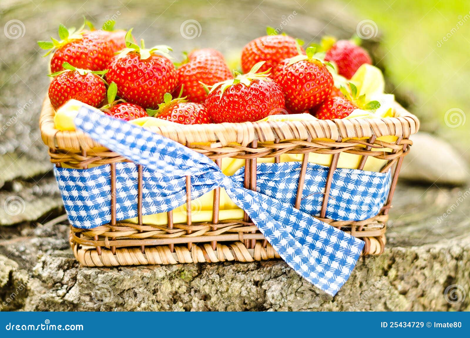 Fresh red strawberries stock image. Image of healthy - 25434729