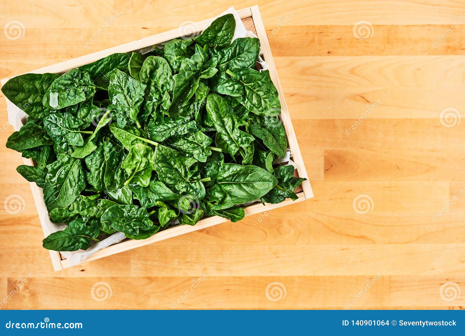 Fresh Spinach Leaves in Wooden Box Stock Photo - Image of freshness ...