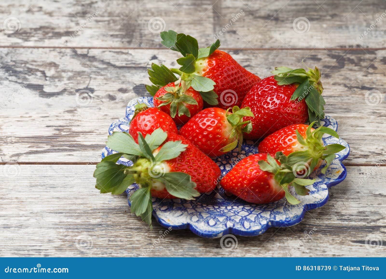 Fresh Strawberries on a Plate Stock Image - Image of bright, fruit ...
