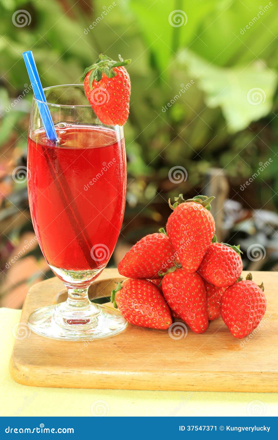 Fresh strawberry juice stock image. Image of macro, liquid - 37547371