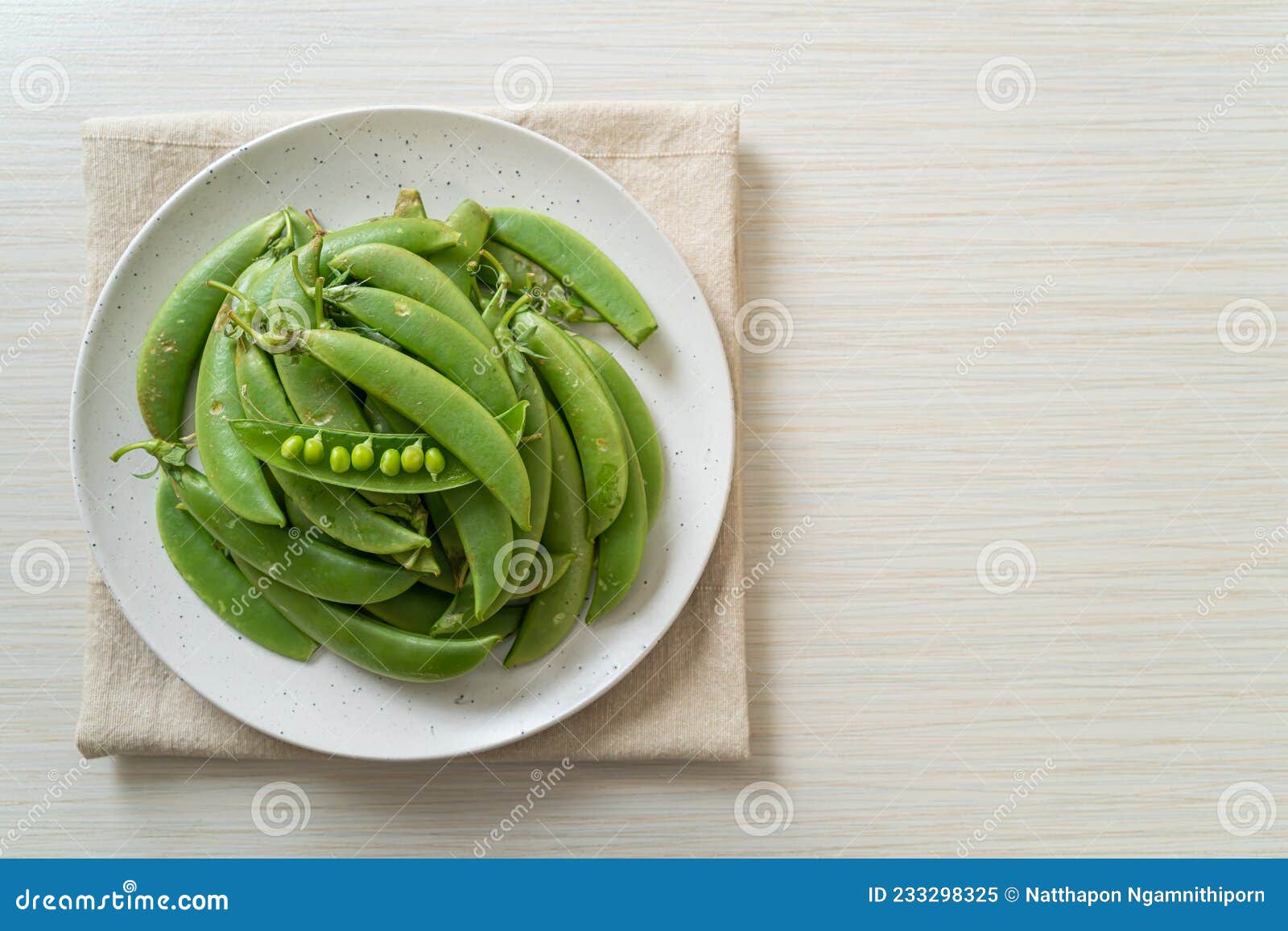 Fresh Sweet Green Peas on Plate Stock Image - Image of plant, closeup ...