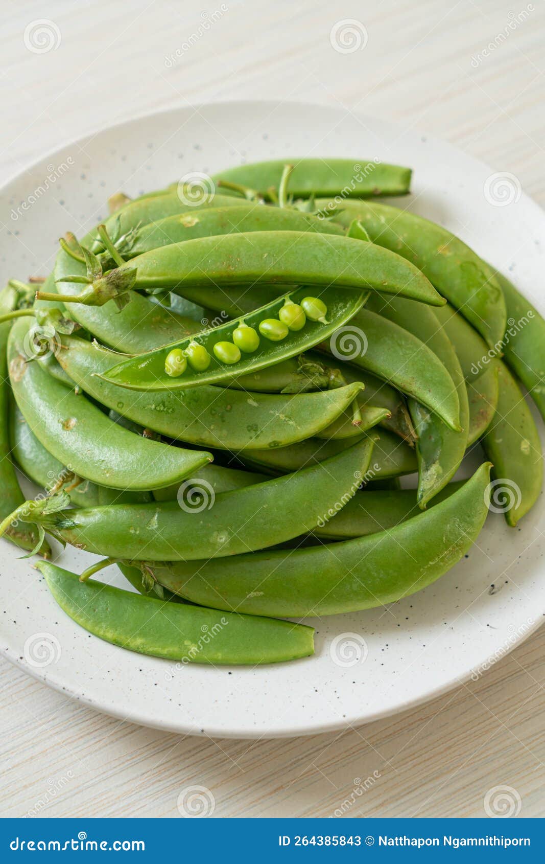 Fresh Sweet Green Peas on Plate Stock Image - Image of vegan, freshness ...