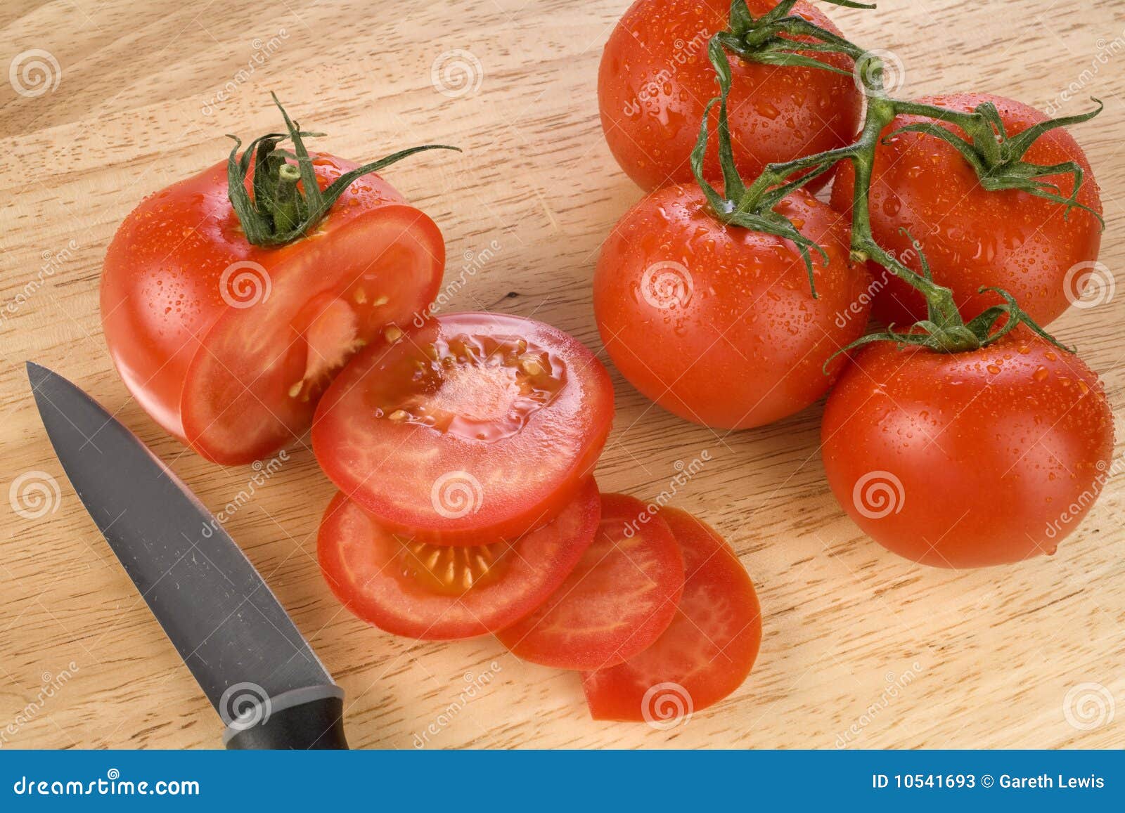 Fresh Tomatoes on Chopping Board Stock Image - Image of vegetable ...