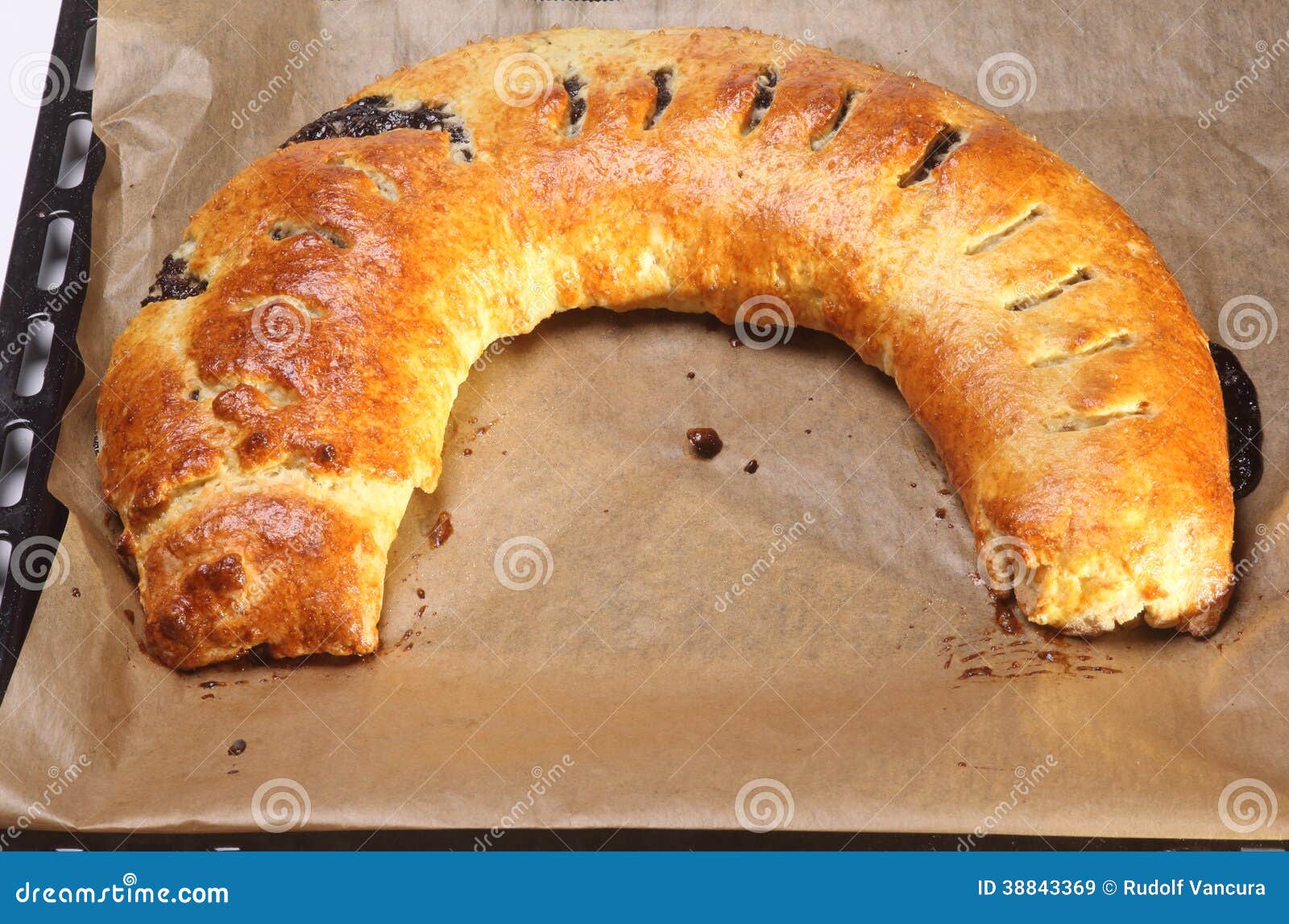 Freshly baked bid cake stock image. Image of curved, culinary - 38843369