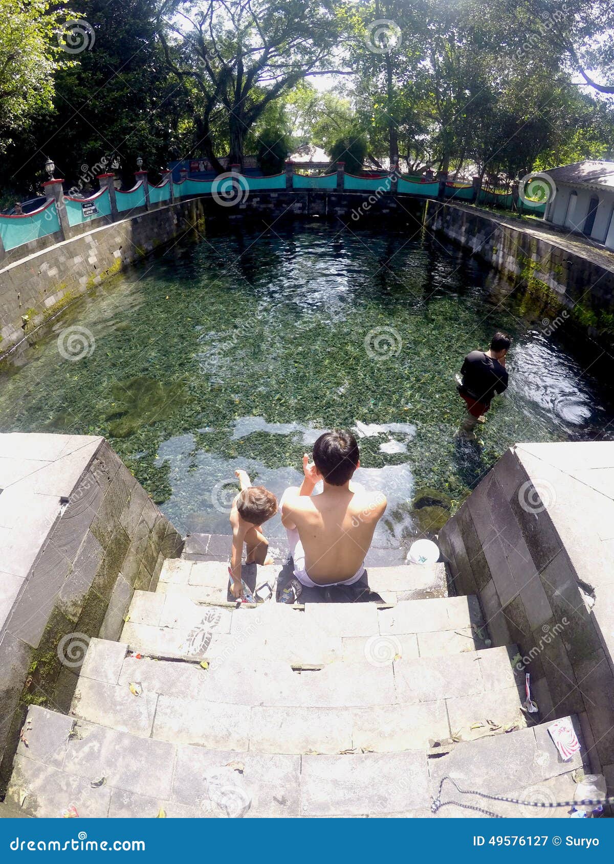 Freshwater spring editorial photography. Image of people - 49576127