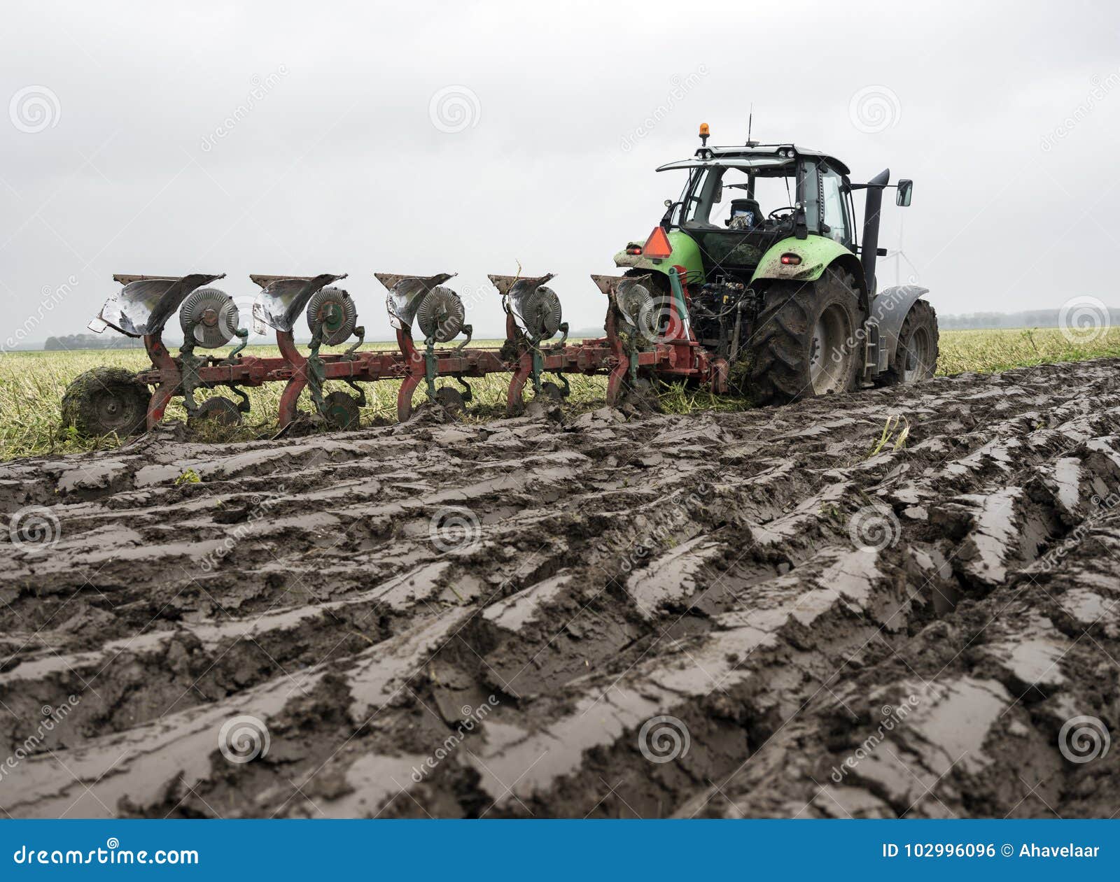 Fresly Pflog Land Und Traktor Mit Pflug Stockfoto - Bild von ...