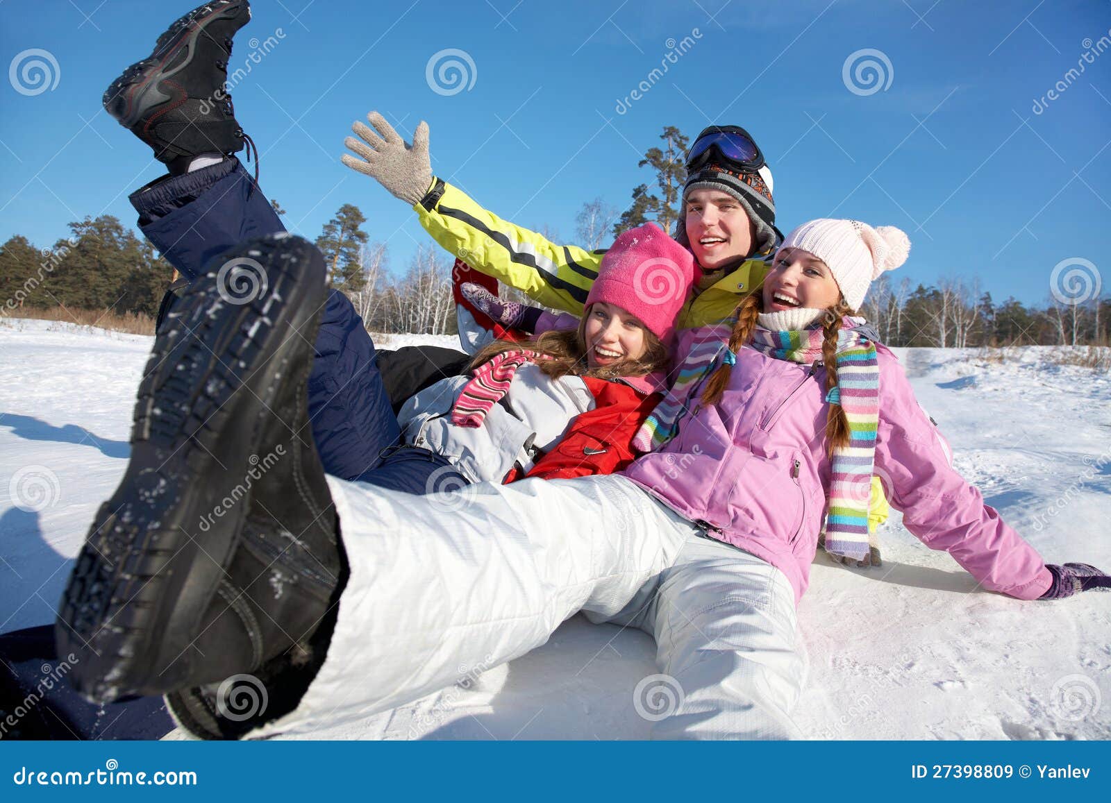 Freunde auf Winterferien stockbild. Bild von kerl, lebensstile - 27398809