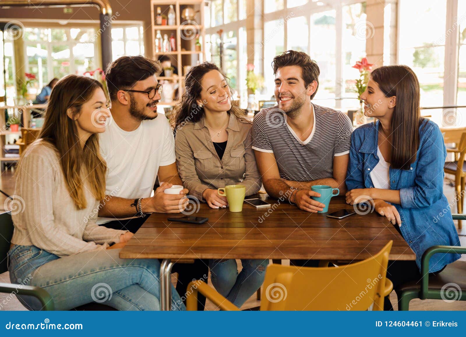 Freunde am Café stockbild. Bild von getränk, entspannen - 124604461