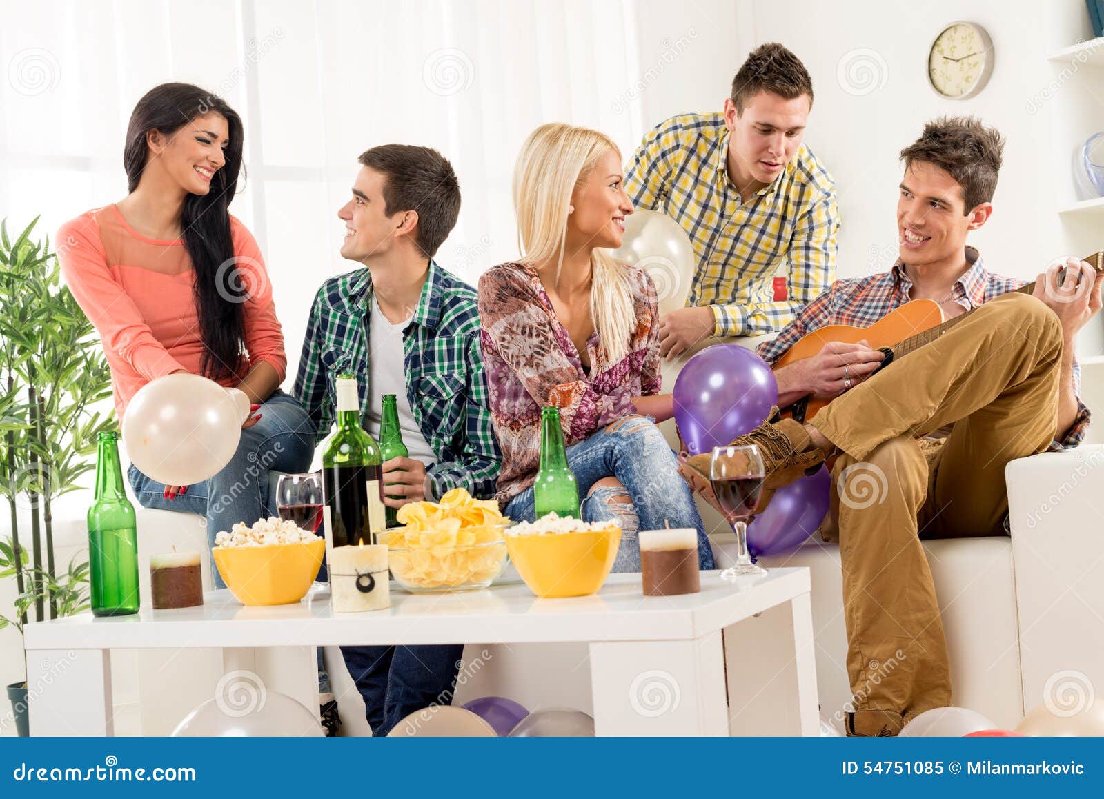 Freunde an der Hausparty stockbild. Bild von akustisch - 54751085