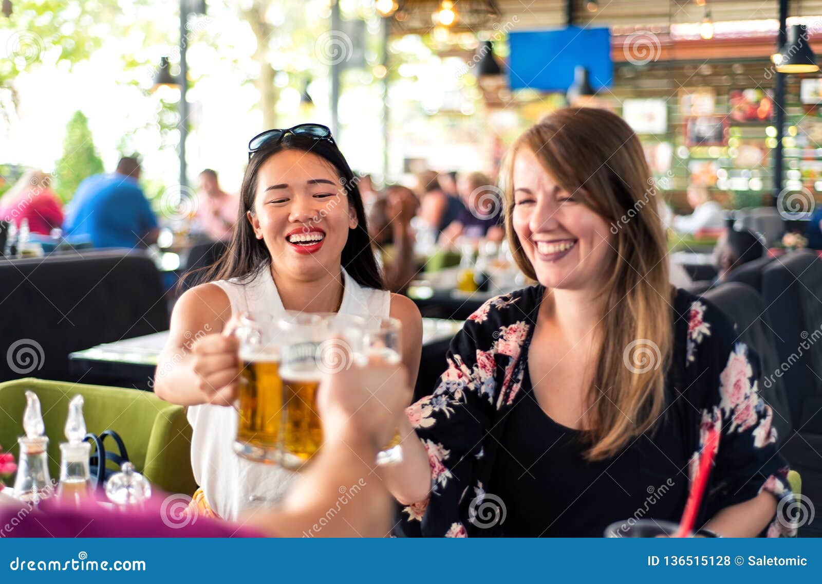 Freunde, Die Bier in Der Bar Trinken Stockfoto - Bild von betrieb ...