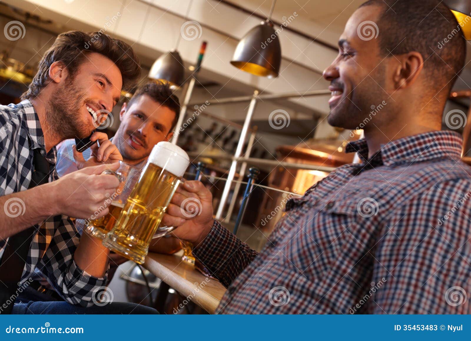 Freunde, Die in Der Kneipe Trinken Stockbild - Bild von glück, trinken ...