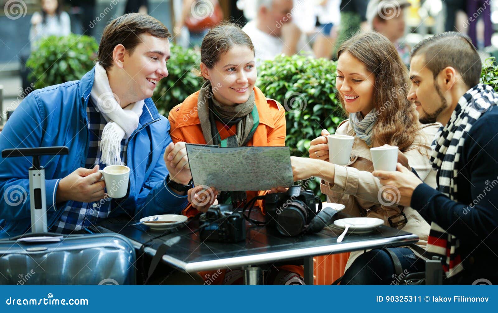 Freunde, Die Draußen Kaffee Trinken Stockbild - Bild von lebensstil ...