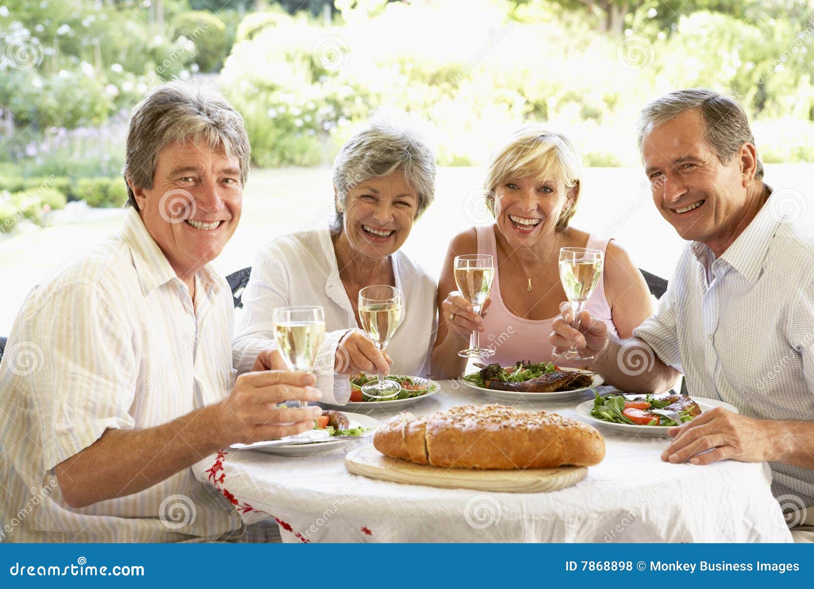 Freunde, Die Ein Al-Fresko-Mittagessen Essen Stockfoto - Bild von paare ...
