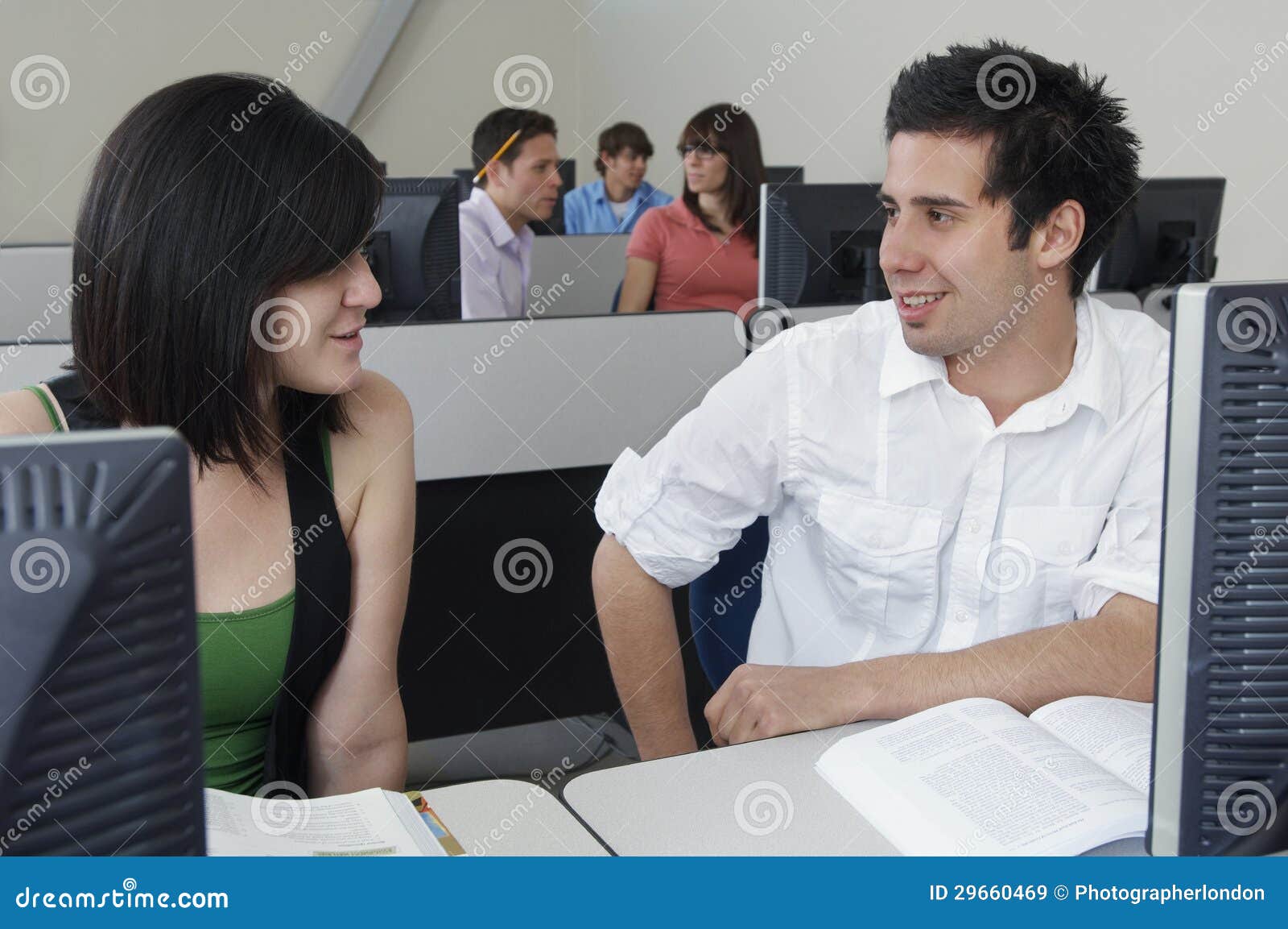 Freunde, Die Einander Im Computer-Labor Betrachten Stockbild - Bild von ...