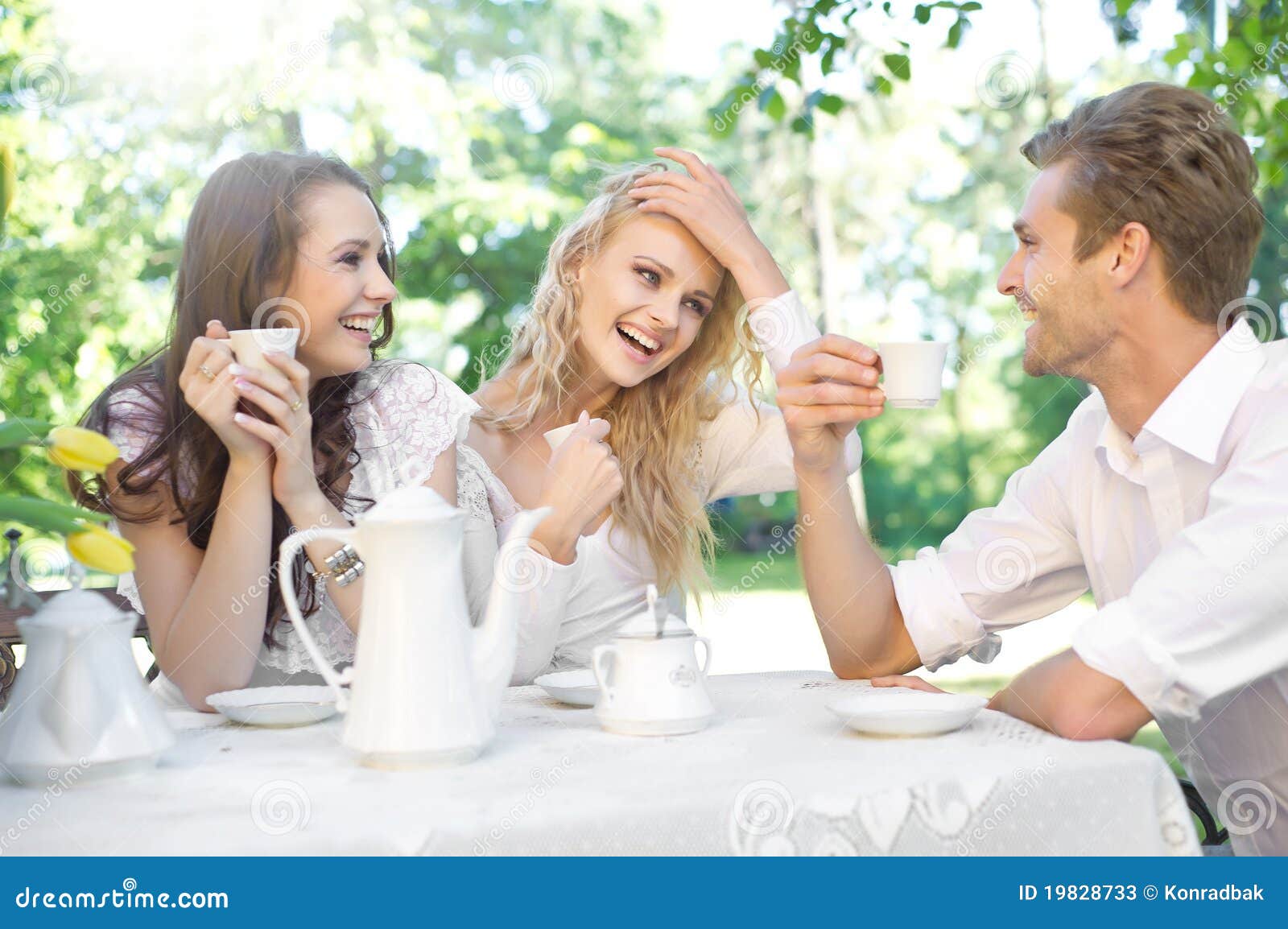 Freunde, Die Gute Zeit Haben Stockbild - Bild von erwachsener, relax ...