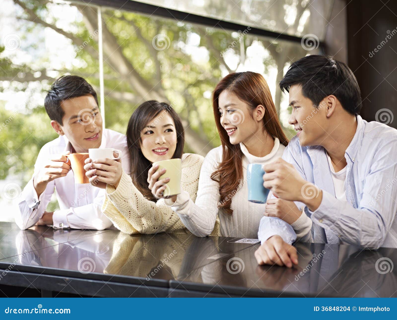 Freunde, Die Im Café Sich Treffen Stockfoto - Bild von freundlich ...
