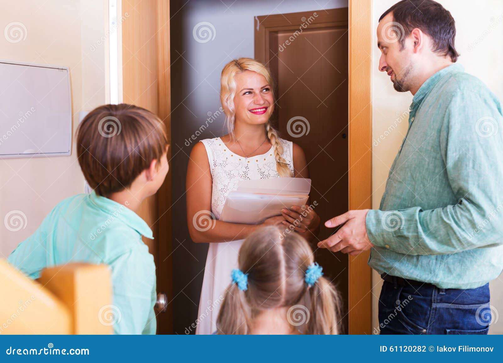 Freunde, Die Mit Besuch Kommen Stockfoto - Bild von innere, raum: 61120282