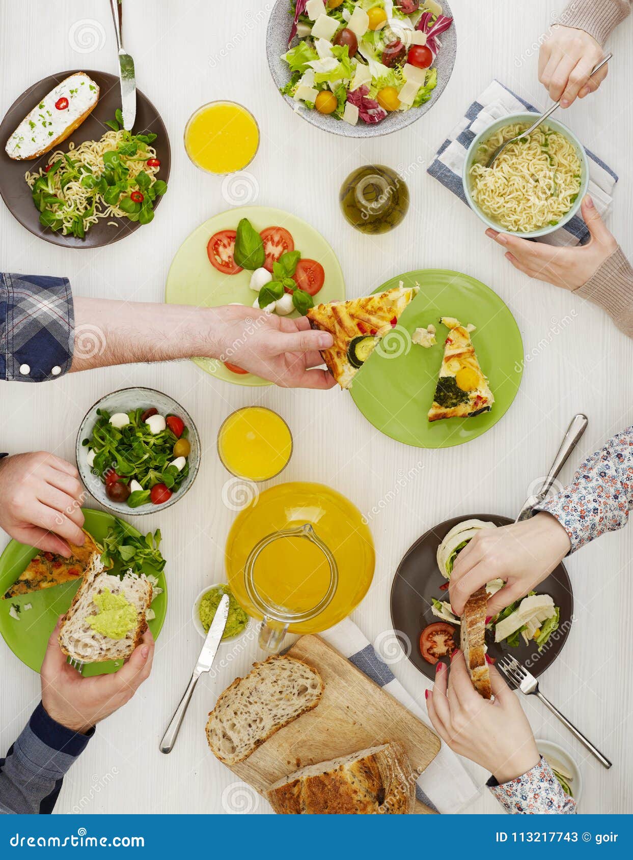 Freunde, Die Zu Abend Essen Stockbild - Bild von tonware, lebensstile ...
