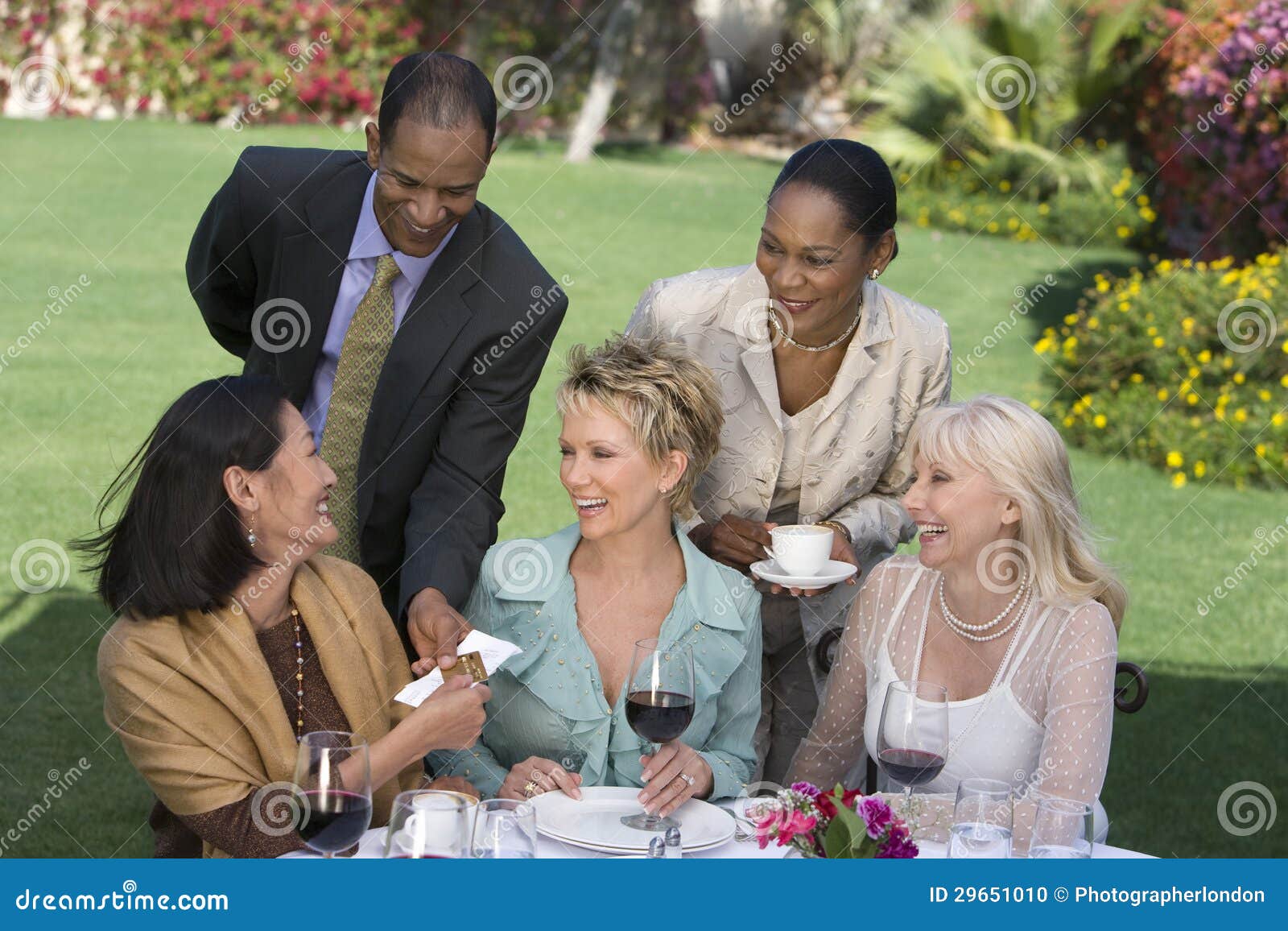 Freunde, Die Zusammen Mit Wein Feiern Stockfoto - Bild von gruppe, park ...