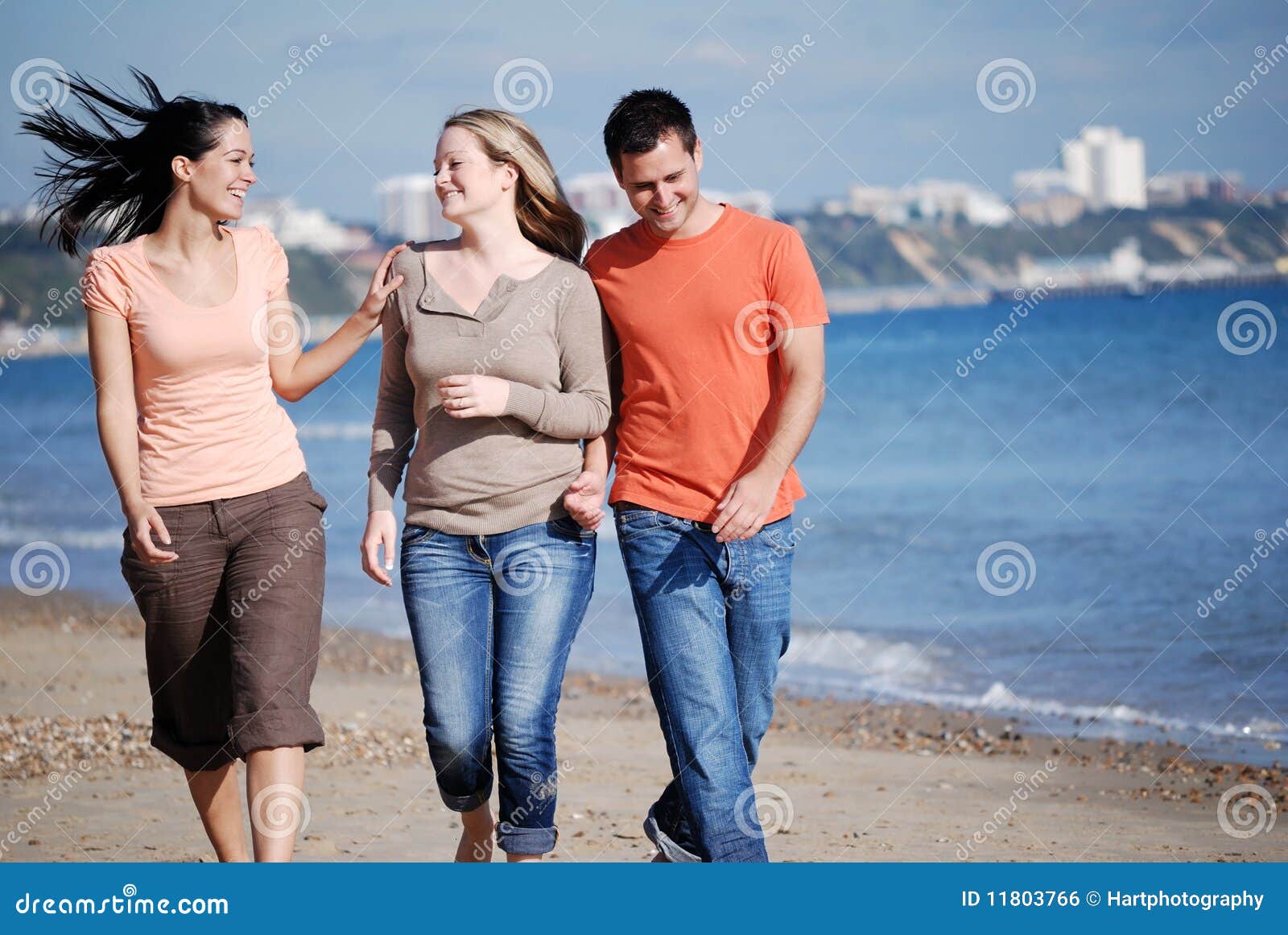 Freunde, Die Zusammen am Strand Gehen Stockfoto - Bild von sommerzeit ...