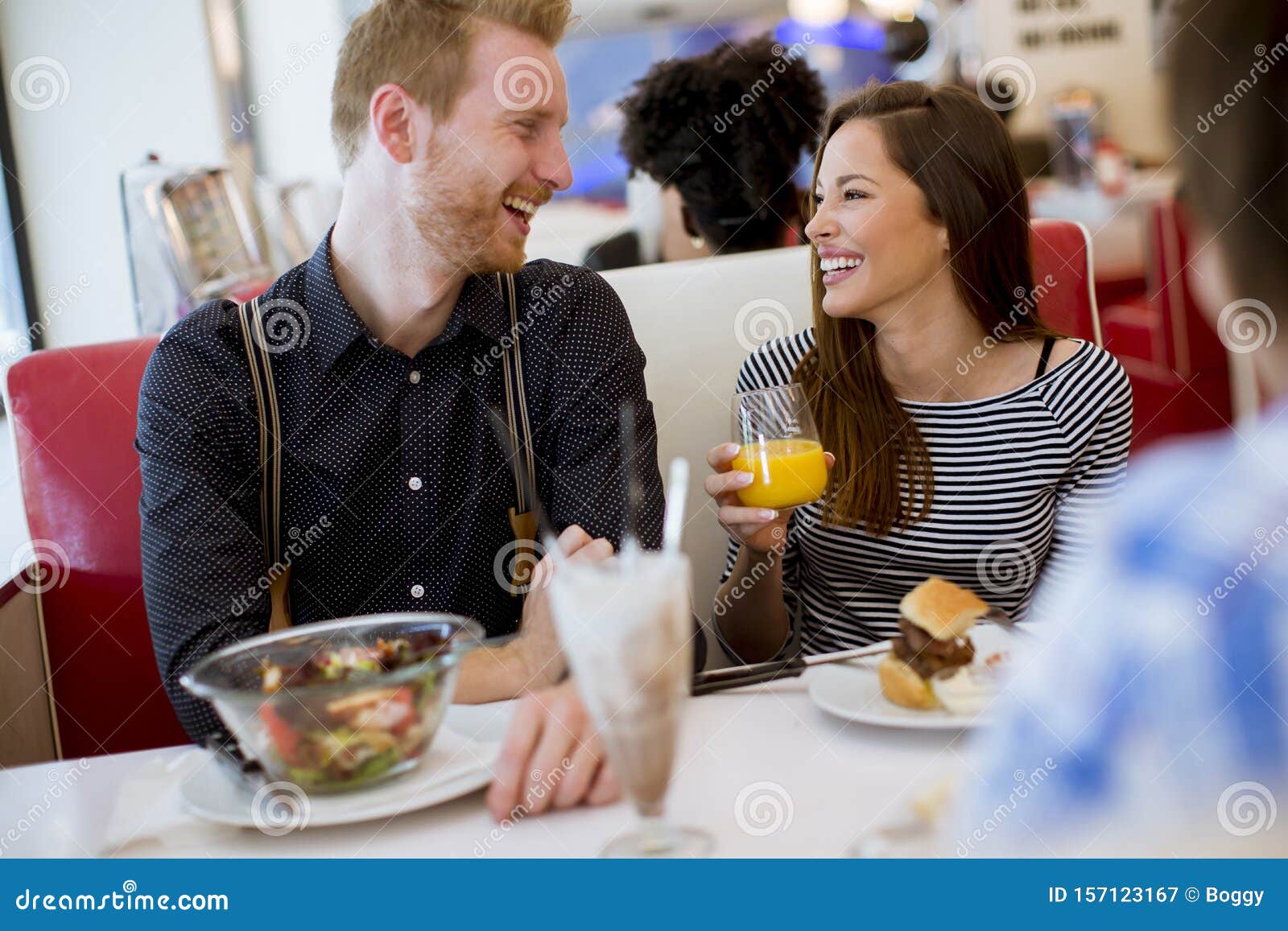 Freunde Essen am Tisch Im Abendessen Stockbild - Bild von fleisch, saft ...