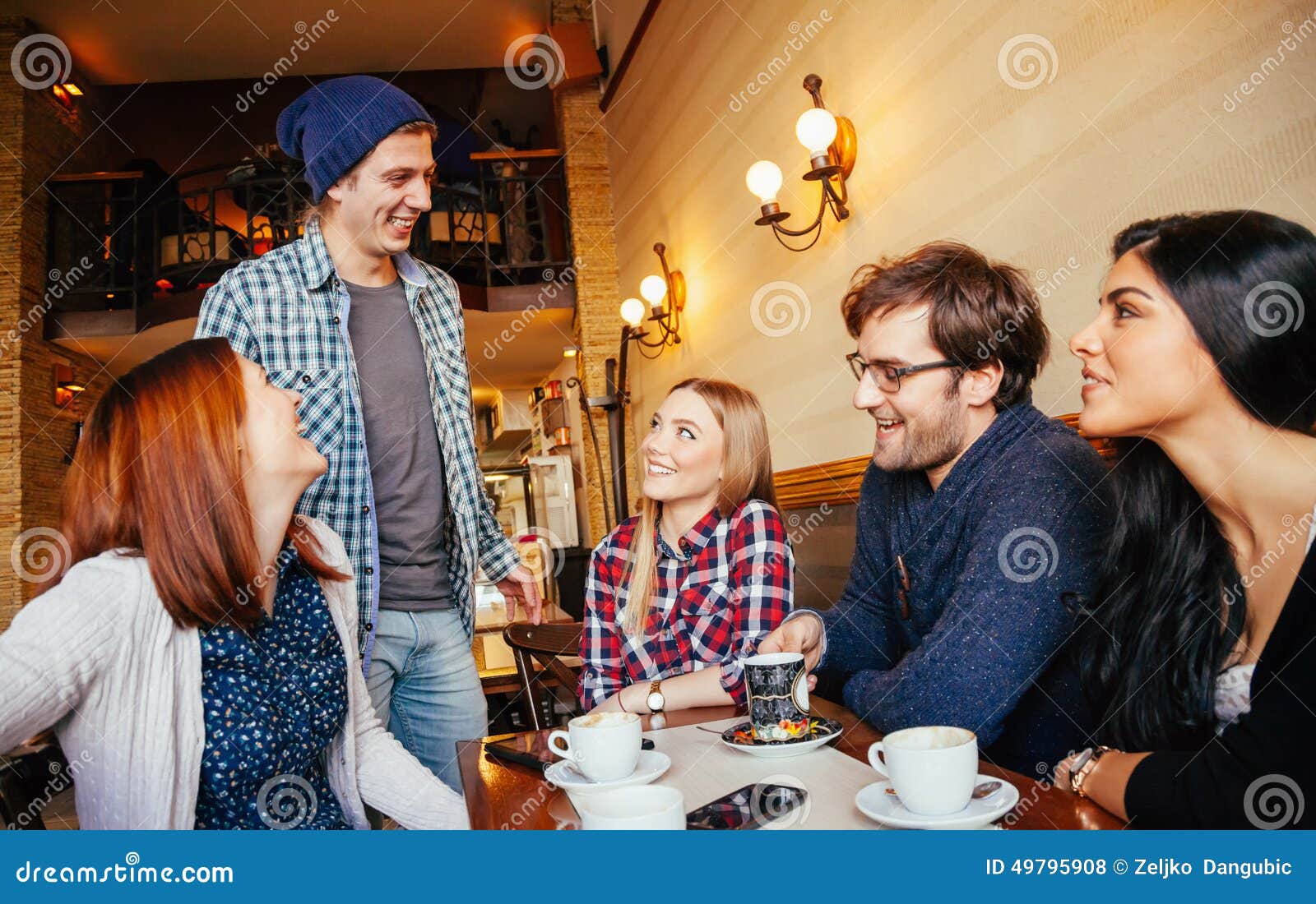 Freunde im Kaffee stockfoto. Bild von kaukasisch, frauen - 49795908