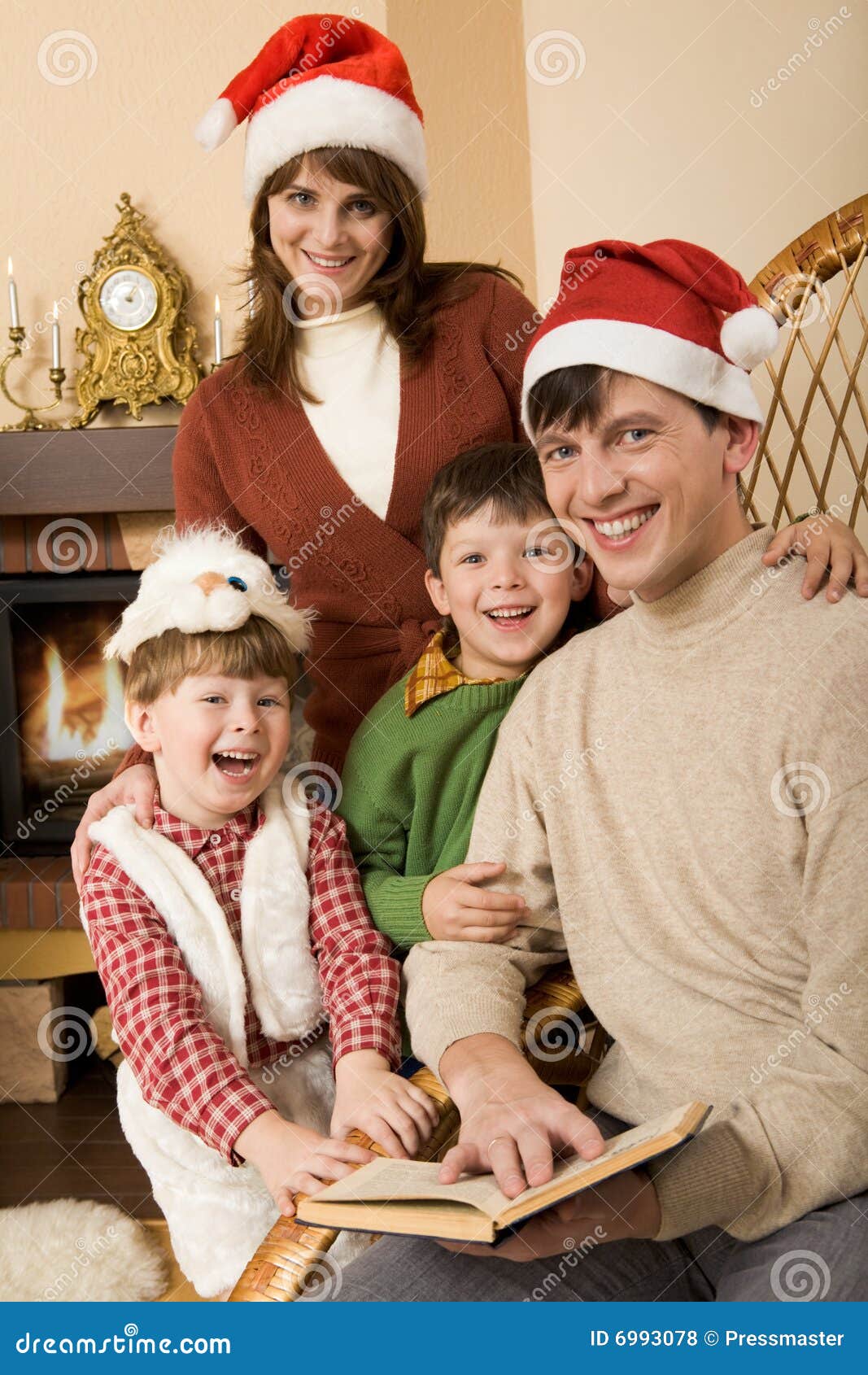 Freundliche Familie stockfoto. Bild von buch, klaus, hand - 6993078