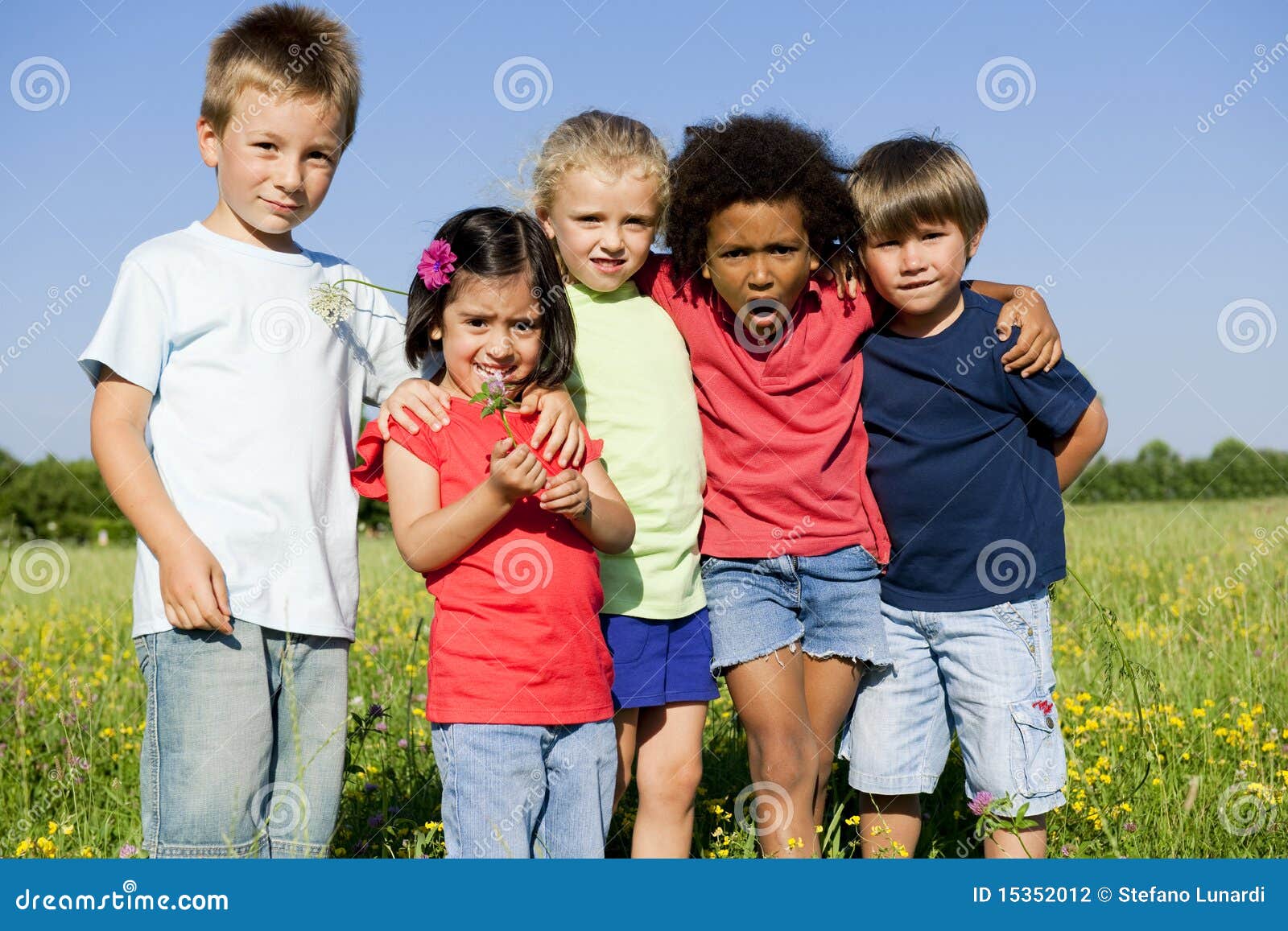 Freundliche Kinder stockfoto. Bild von zusammengehörigkeit - 15352012