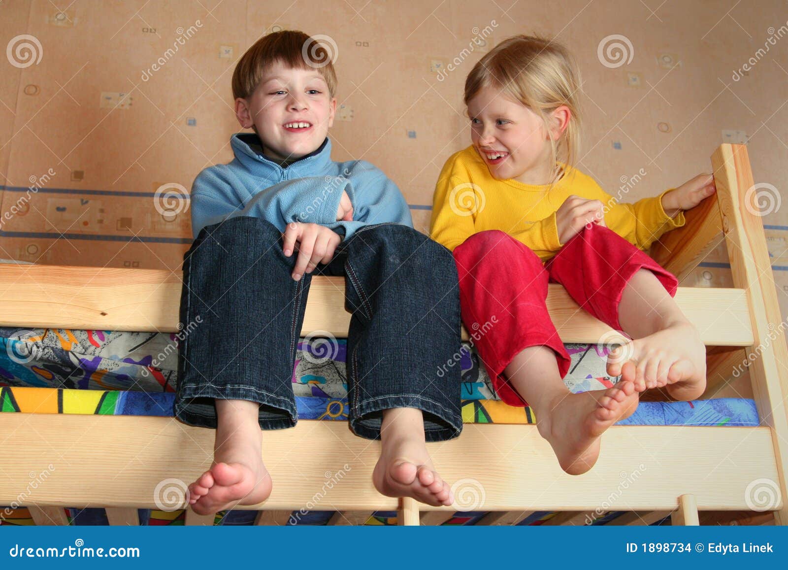 Freundliche Kinder stockfoto. Bild von freunde, umarmen - 1898734