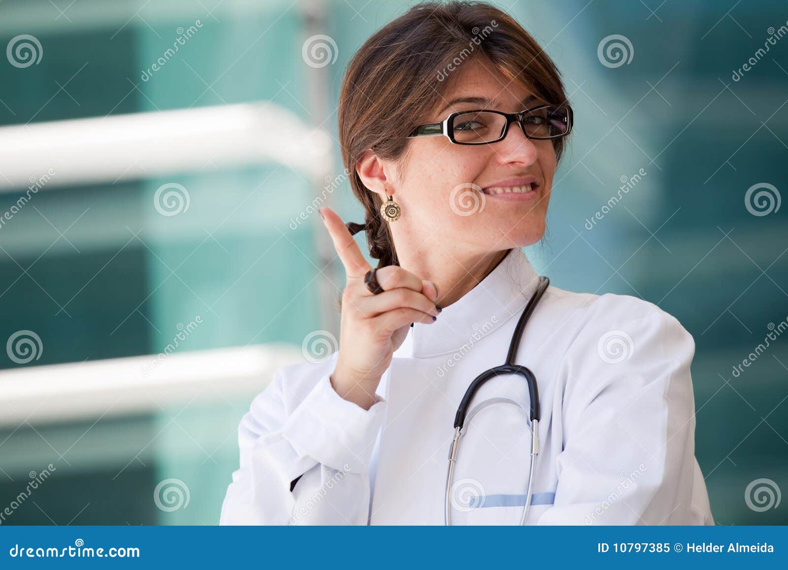 Freundlicher Weiblicher Doktor Stockbild - Bild von assistent ...